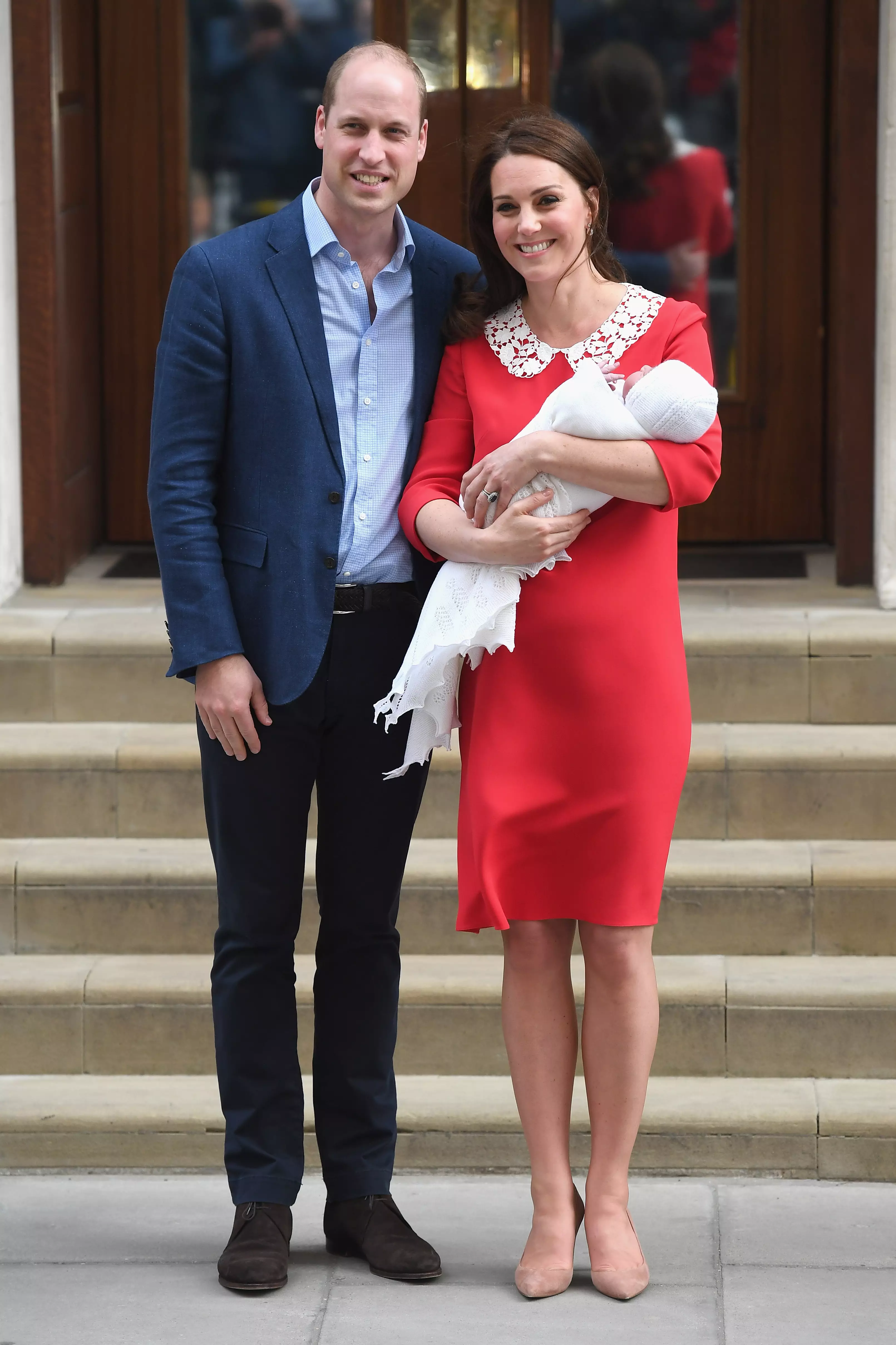 Catherine, hertuginde af Cambridge og prins William, hertug af Cambridge forlader Lindo Wing med deres nyfødte søn prins Louis