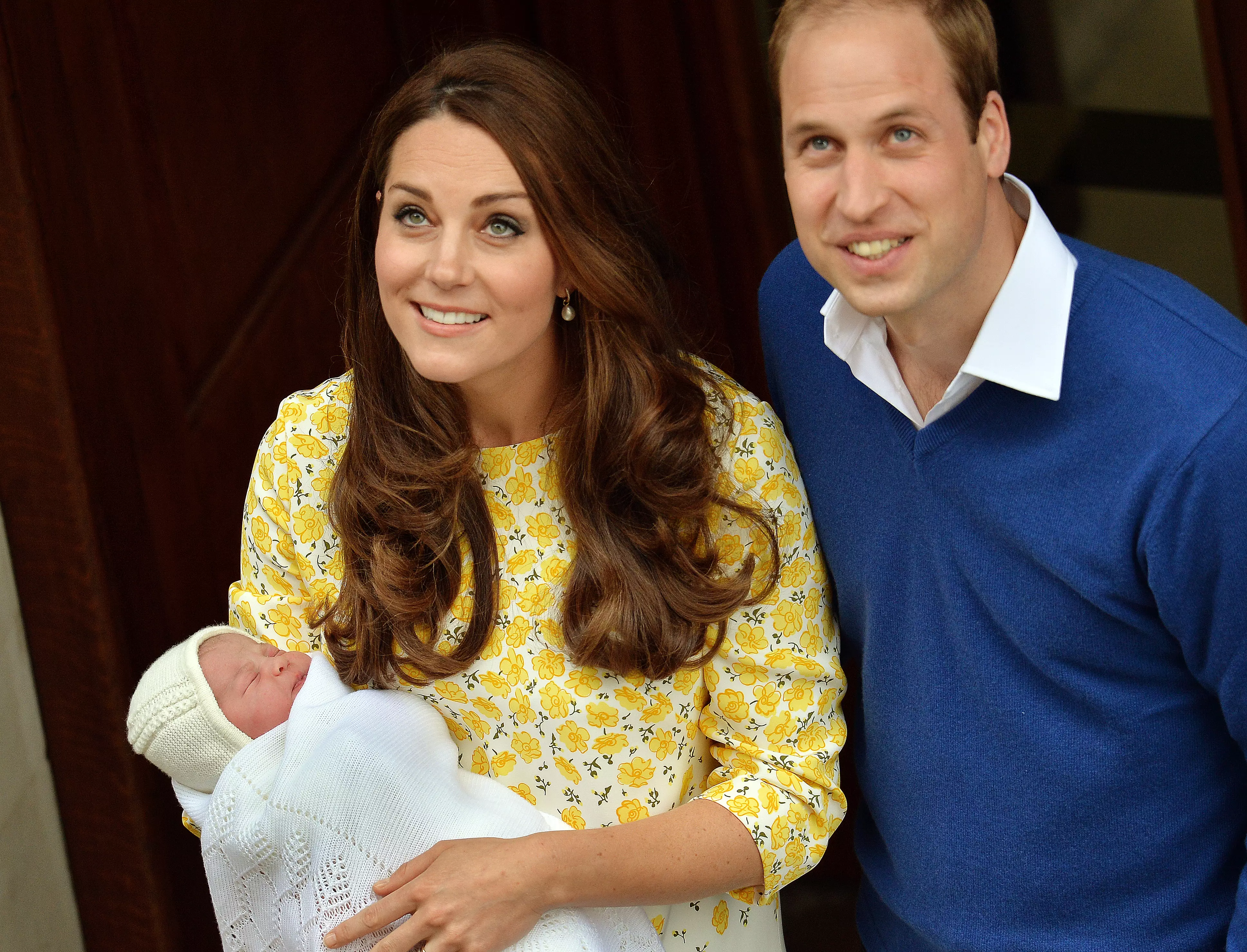 Catherine, hertuginde af Cambridge og prins William, hertug af Cambridge forlader Lindo Wing med deres nyfødte datter prinsesse Charlotte