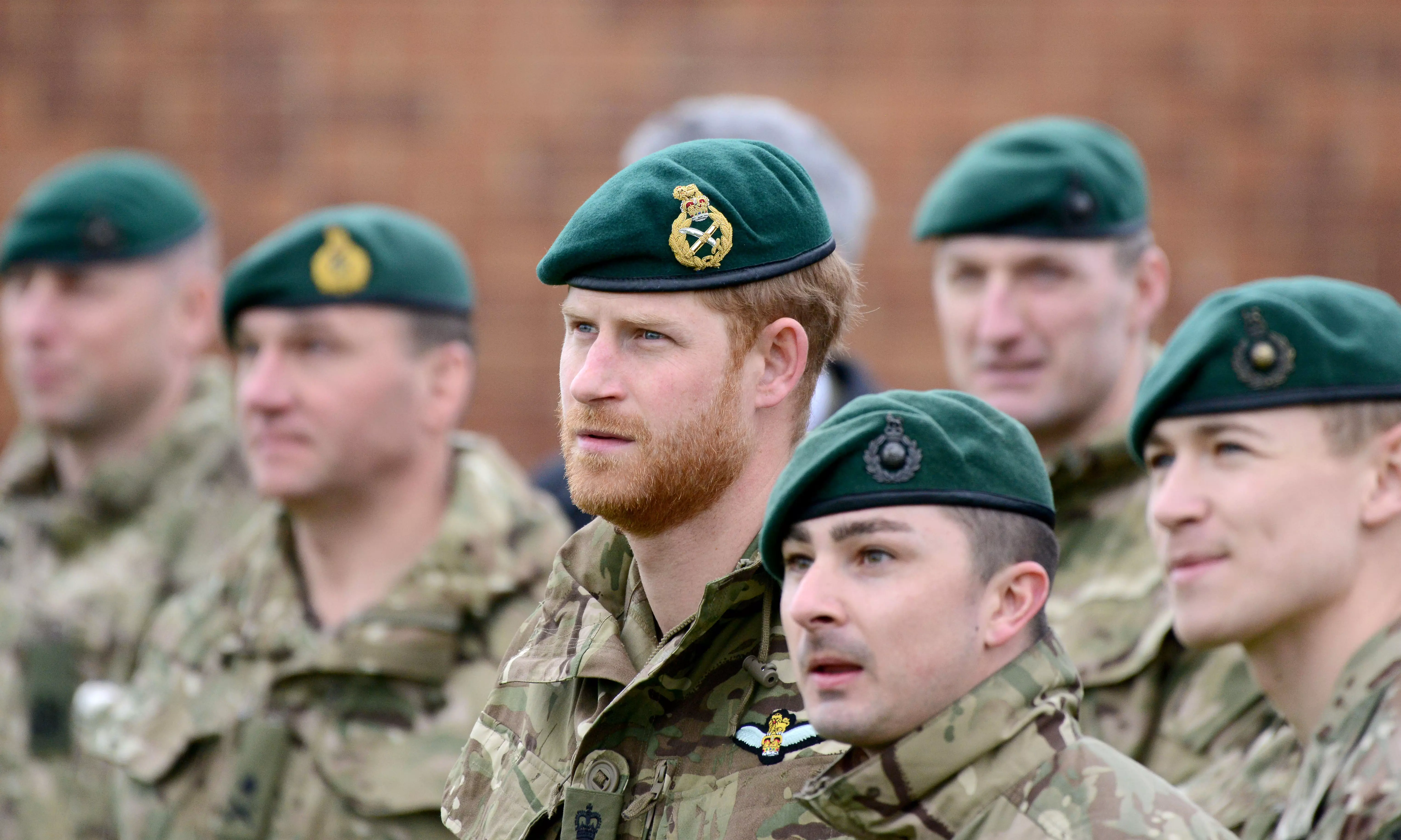 Harry prins, hertogi af Sussex, hershöfðingi Royal Marines heimsækir 42 Commando Royal Marines í bækistöð þeirra í Bickleigh til að halda Green Beret kynningu í Dartmoor þjóðgarðinum