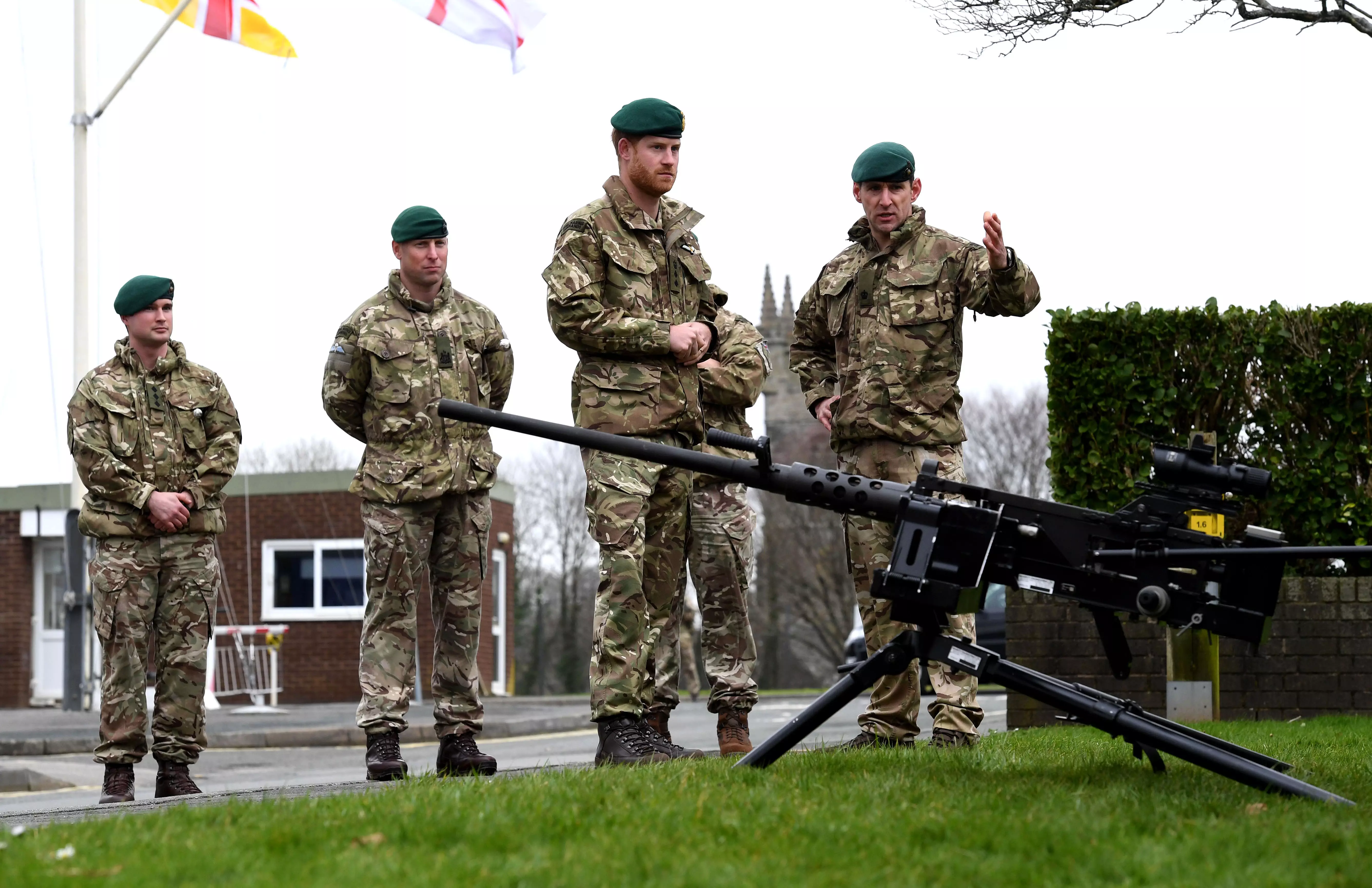 El Príncipe Harry, Duque de Sussex, Capitán General Royal Marines visita 42 Commando Royal Marines en su base en Bickleigh para llevar a cabo una presentación de Boina Verde en el Parque Nacional de Dartmoor