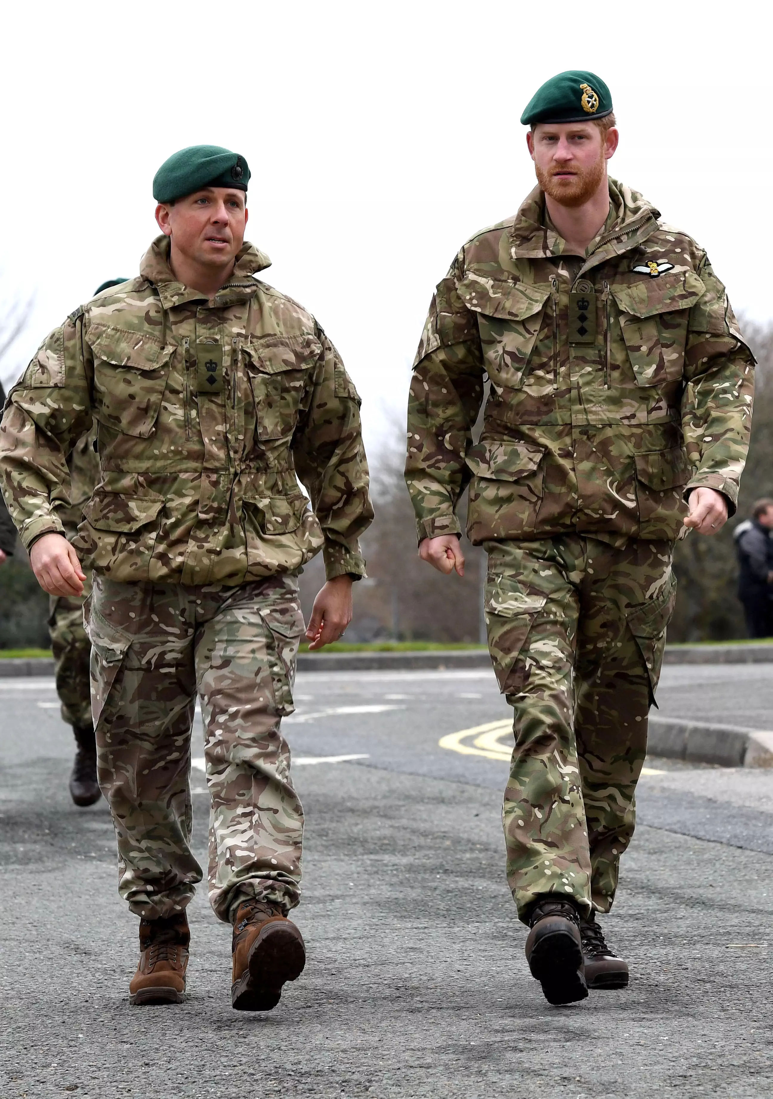 Princ Harry, vojvoda zo Sussexu, kapitán generál Royal Marines navštevuje 42 členov Commando Royal Marines na ich základni v Bickleigh, aby uskutočnili prezentáciu Zelených baretov v národnom parku Dartmoor