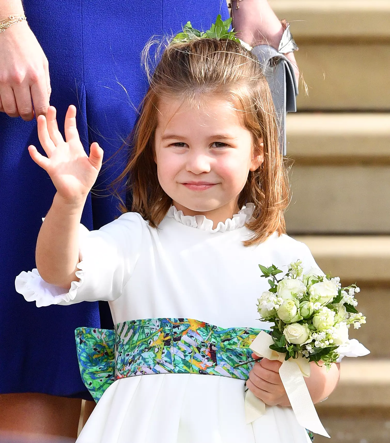 La princesa Charlotte saludant a la boda de la princesa Eugenia de York amb el senyor Jack Brooksbank