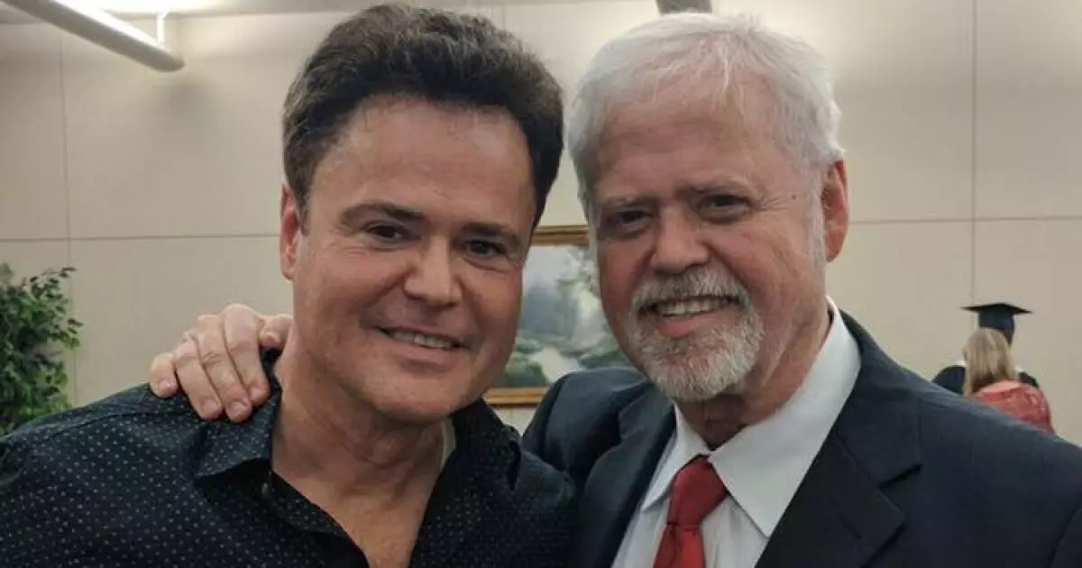 Ο Donny Osmond δίνει στον αδελφό Merrill Osmond μια φωνή στα γενέθλιά του