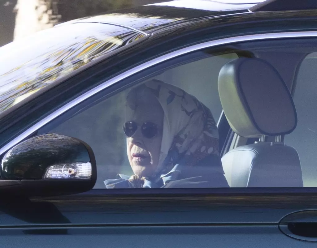 Allt att veta om drottning Elizabeths körning: varför hon inte behöver ett körkort