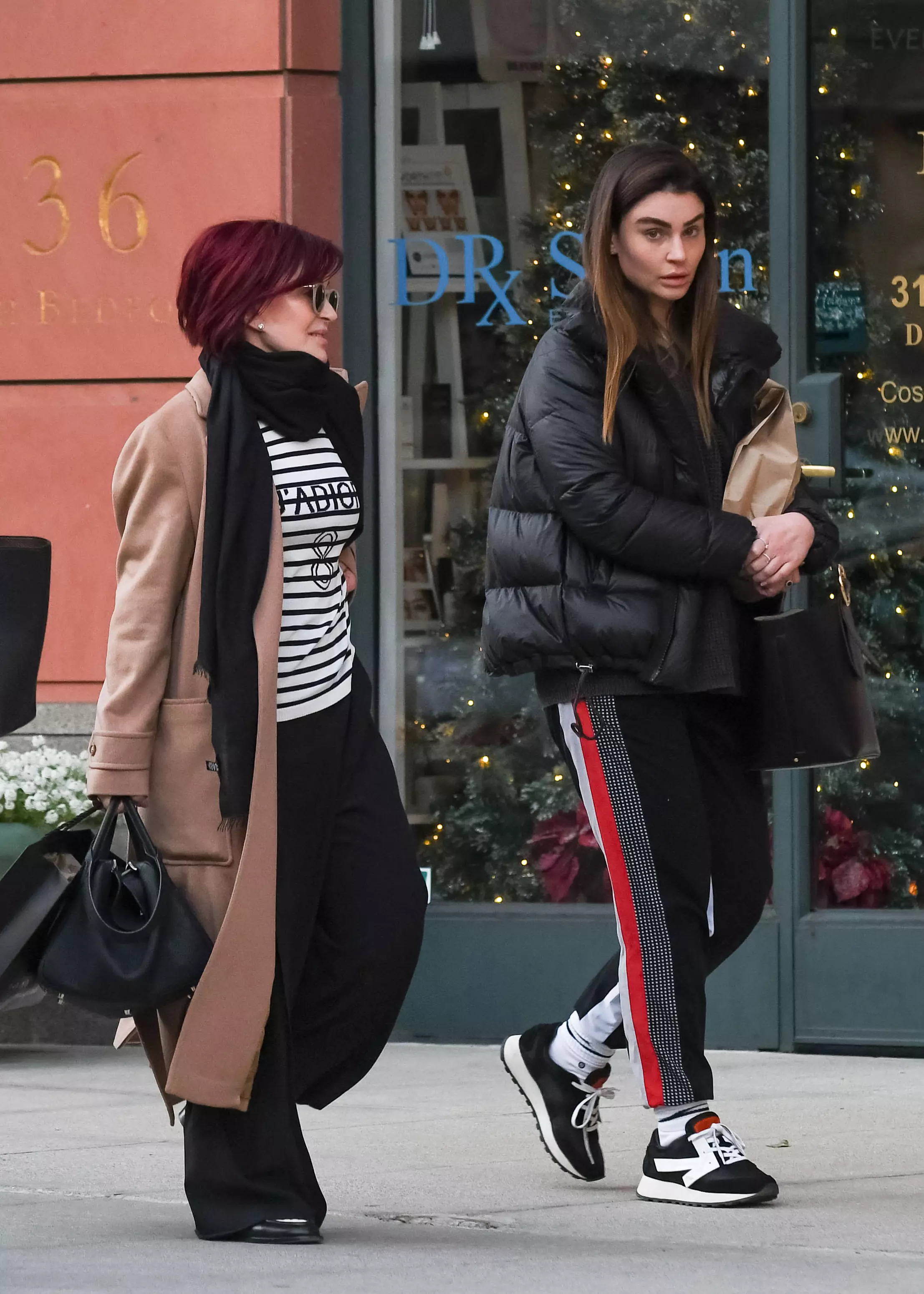 Sharon Osbourne සහ දියණිය Aimee පිටතට පැමිණේ