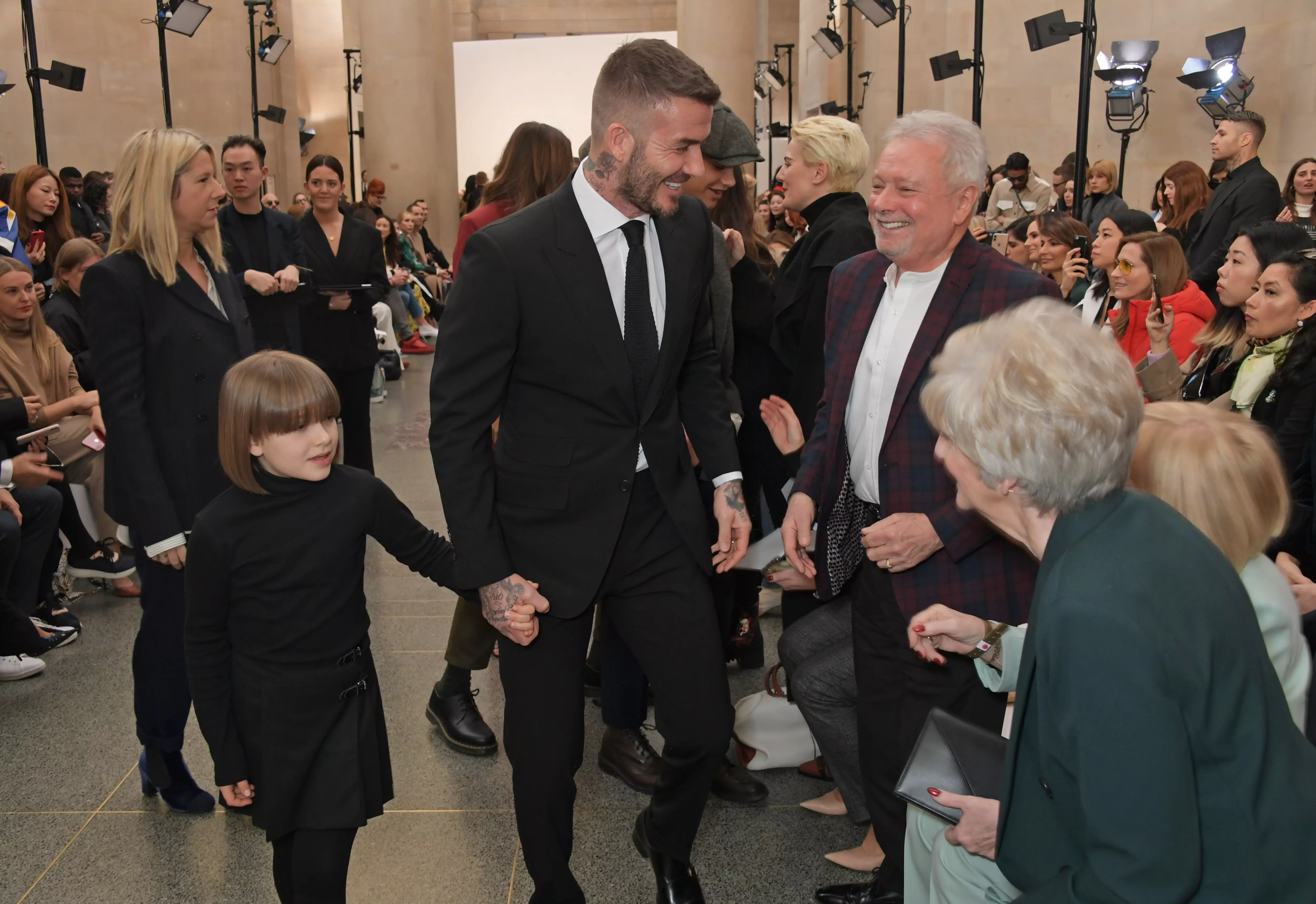 Harper Beckham, David Beckham ve Tony Adams, Şubat 2019 Londra Moda Haftası sırasında Victoria Beckham defilesine katıldılar.