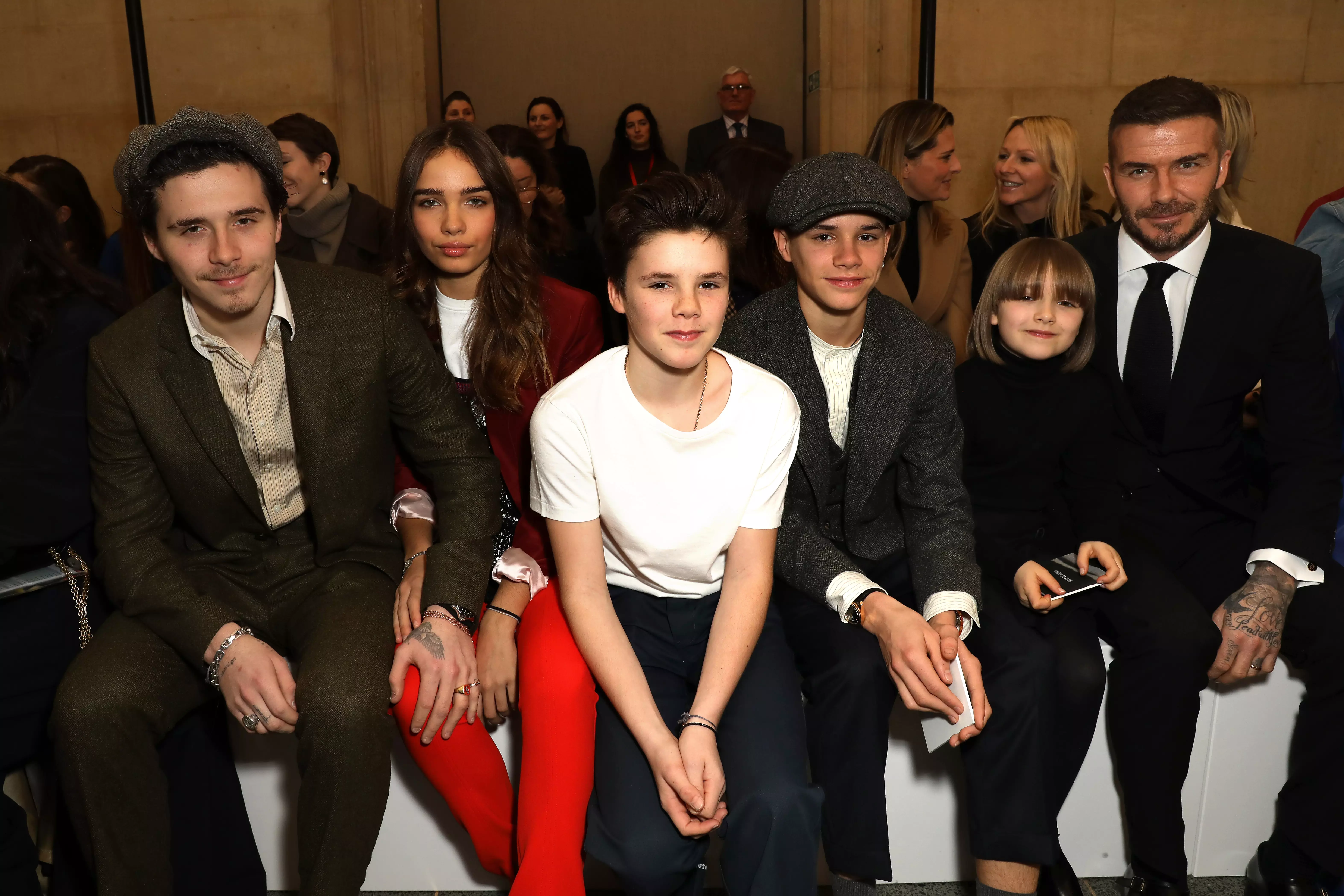 Brooklyn Beckham, Hana Cross, Cruz Beckham, Romeo Beckham dan Harper Beckham menghadiri pameran Victoria Beckham semasa Minggu Fesyen London Februari 2019