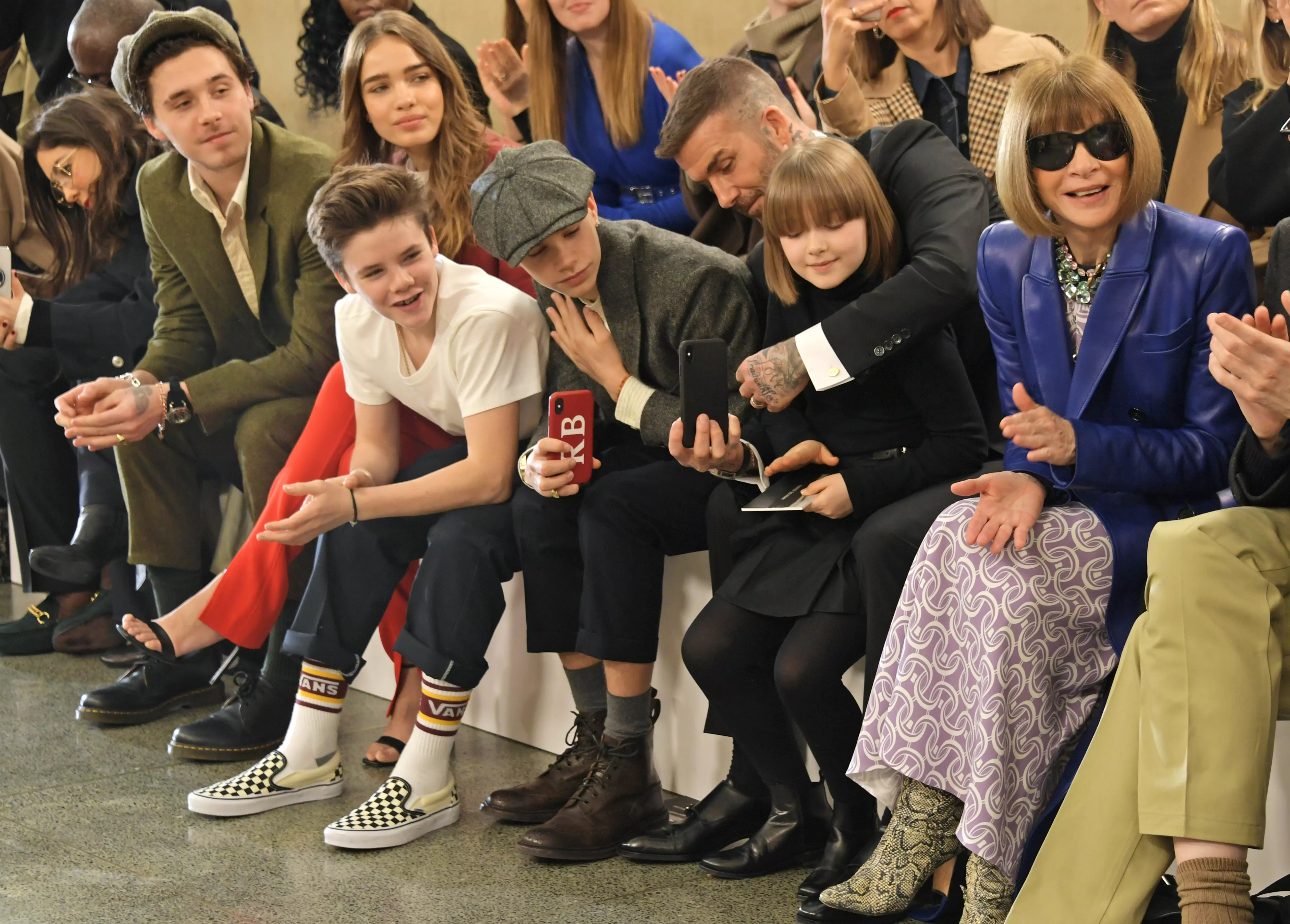 Brooklyn Beckham, Hana Cross, Cruz Beckham, Romeo Beckham naHarper Beckham vanopinda kuratidzwa kweVictoria Beckham panguva yeLondon Fashion Week Kukadzi 2019.