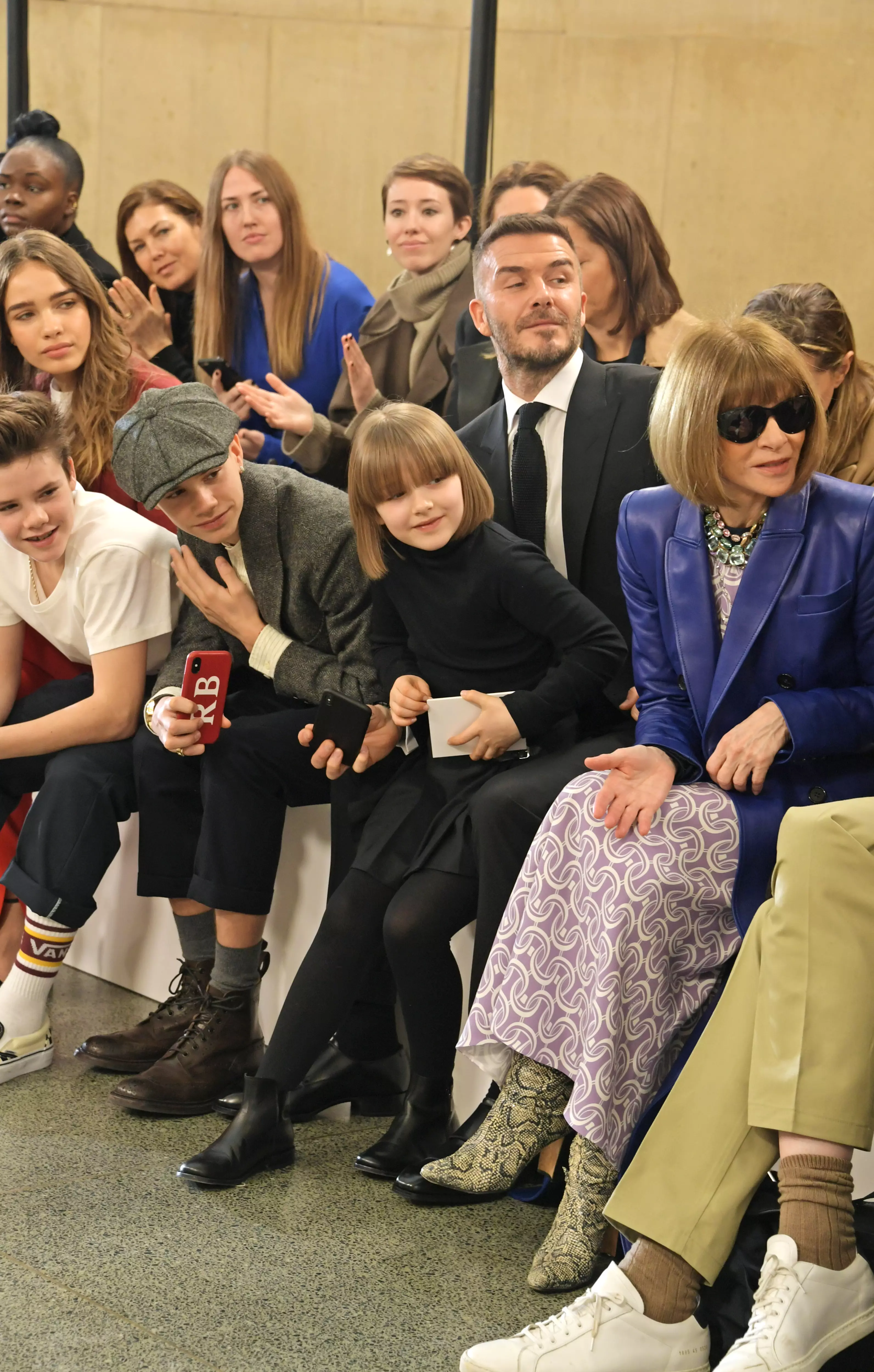 Cruz Beckham, Hana Cross, Romeo Beckham, Harper Beckham, David Beckham e Dame Anna Wintour partecipano allo spettacolo Victoria Beckham durante la London Fashion Week