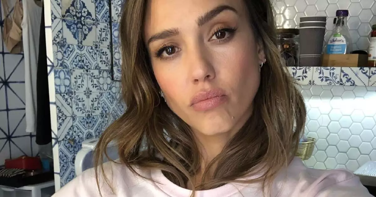 Jessica Alba anaishi wapi? Picha Ndani Ya Nyumba Yake Los Angeles