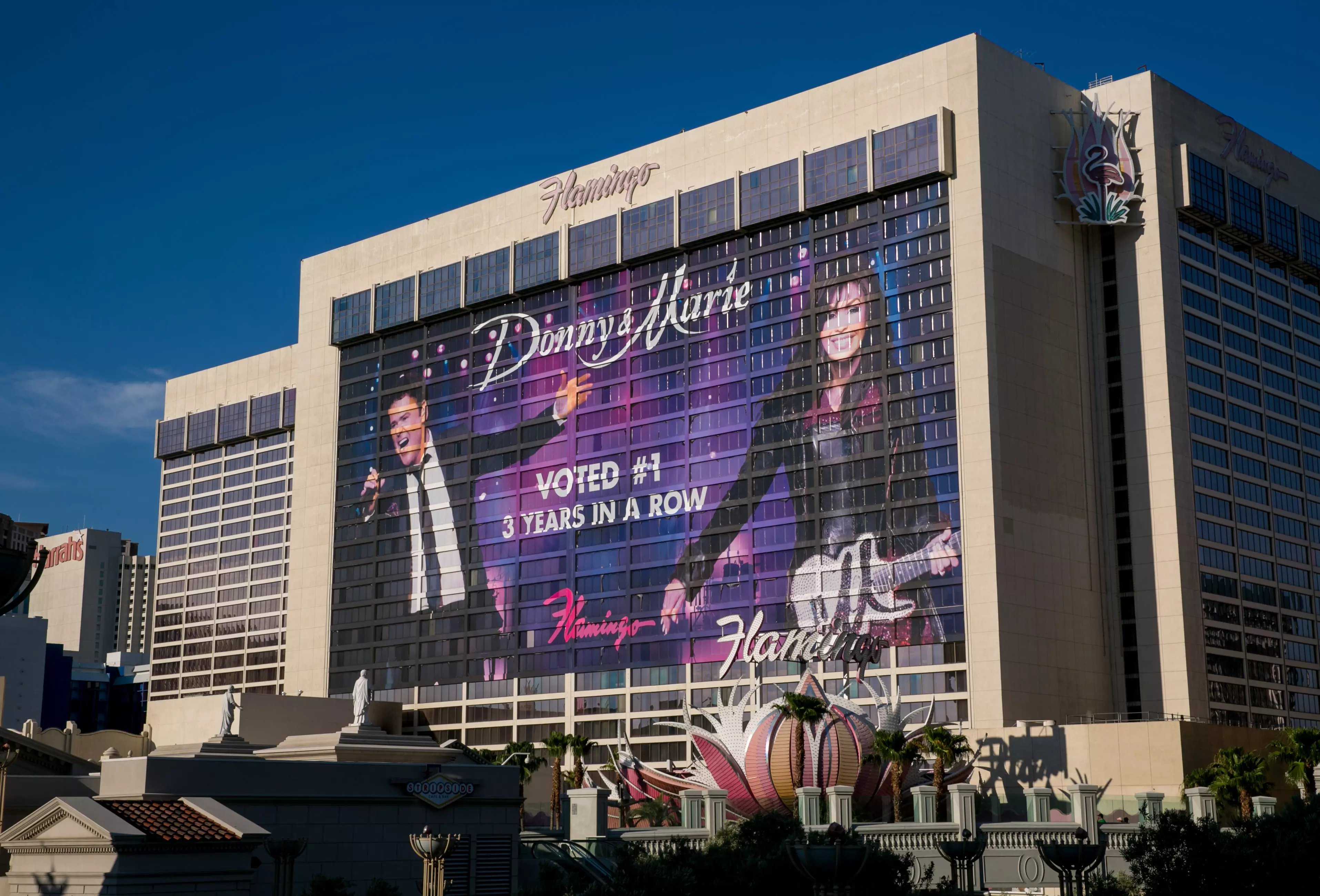 Papan reklame besar yang mempromosikan pertunjukan Donny & Marie Osmond di sisi Flamingo Hotel di sudut Flamingo Road dan Las Vegas Blvd