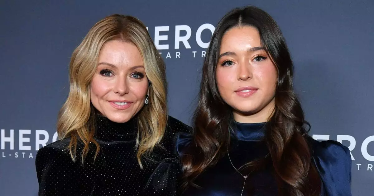 Kći Kelly Ripa Lola Consuelos otkriva pjevajući glas: Video