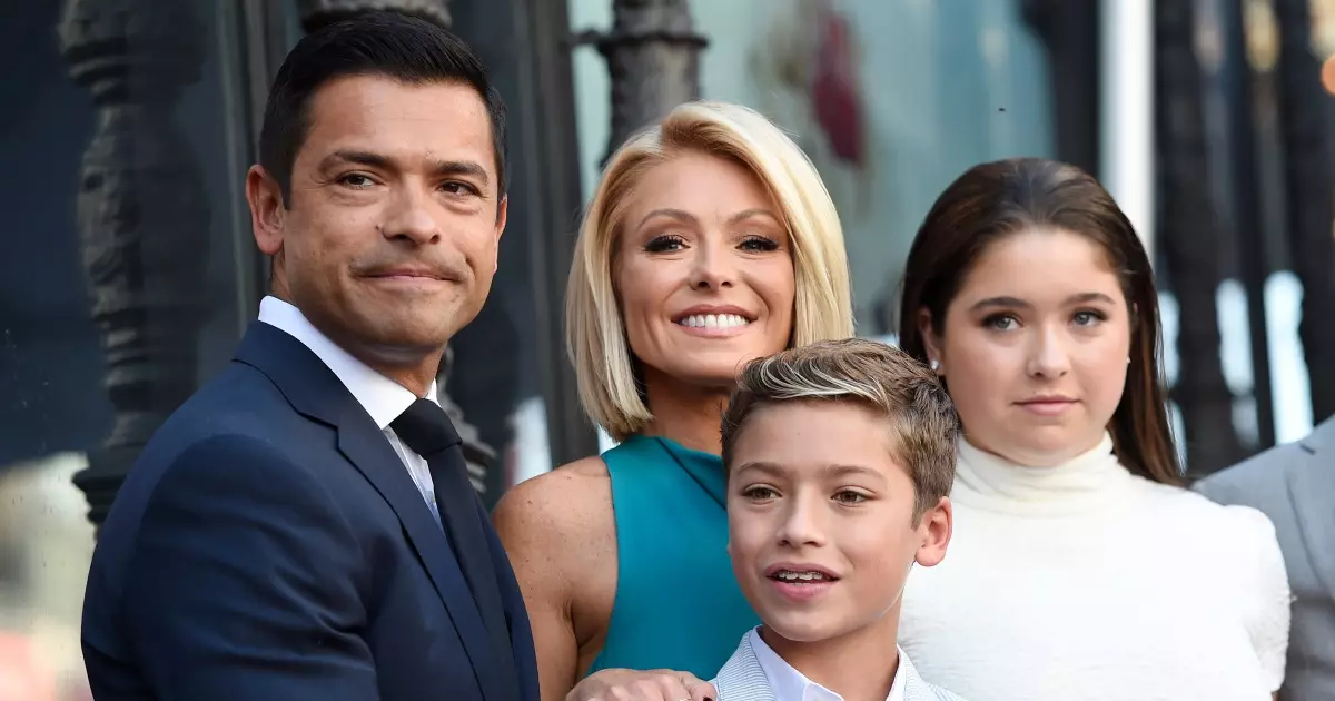 Kći Kelly Ripa Lola šali se da su mamine seksi tate slike 'odvratne'