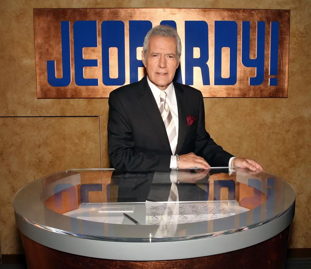 alex-trebek-schwaarz-Suit-Jeopardy