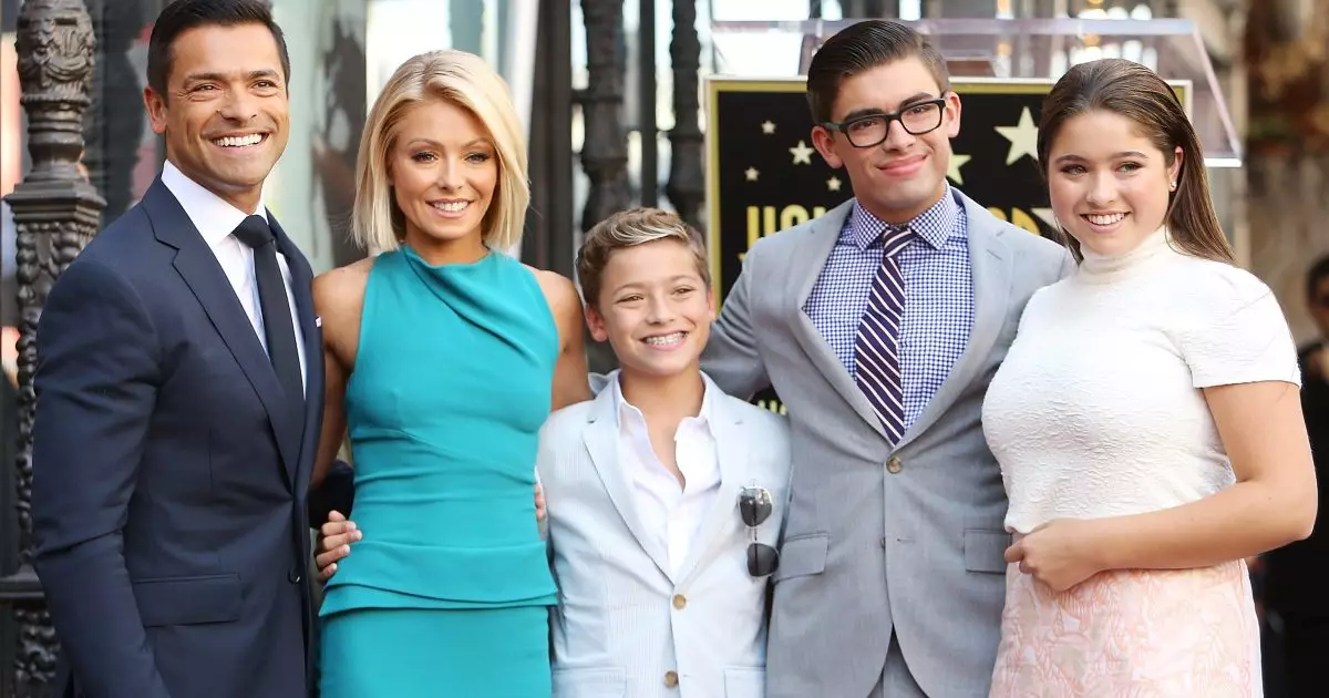 Kelly Ripa na Mark Consuelos: Ibihe Biteye isoni Abana babo