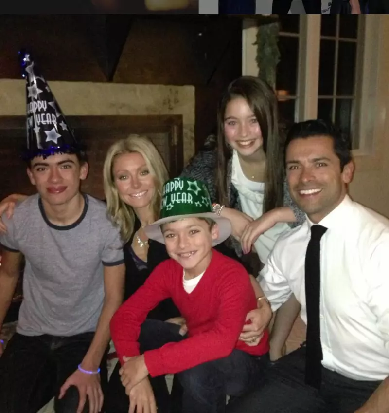 kelly-ripa-mark-consuelos-christmas-family-pics