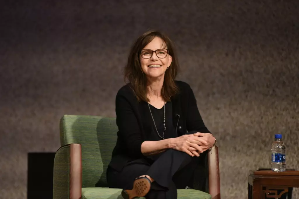 Sally Field Rivelas, ke Ŝi Ne Serĉas Amon: 