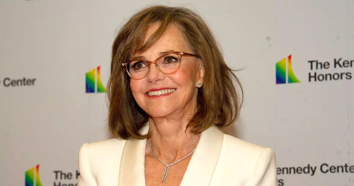 Sally Field 'adora' ser uma vovó 'divertida' e 'pateta' para netos