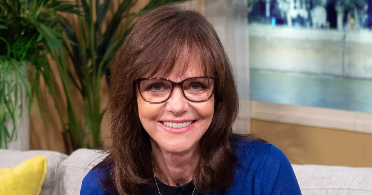 Zidzukulu za Sally Field: Dziwani Banja la Nyenyezi