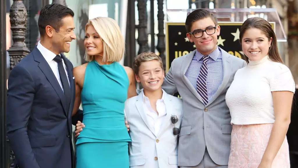 Kelly Ripa dan Mark Consuelos bersama anak-anak mereka menghadiri upacara menghormati Kelly Ripa dengan Bintang di The Hollywood Walk of Fame h