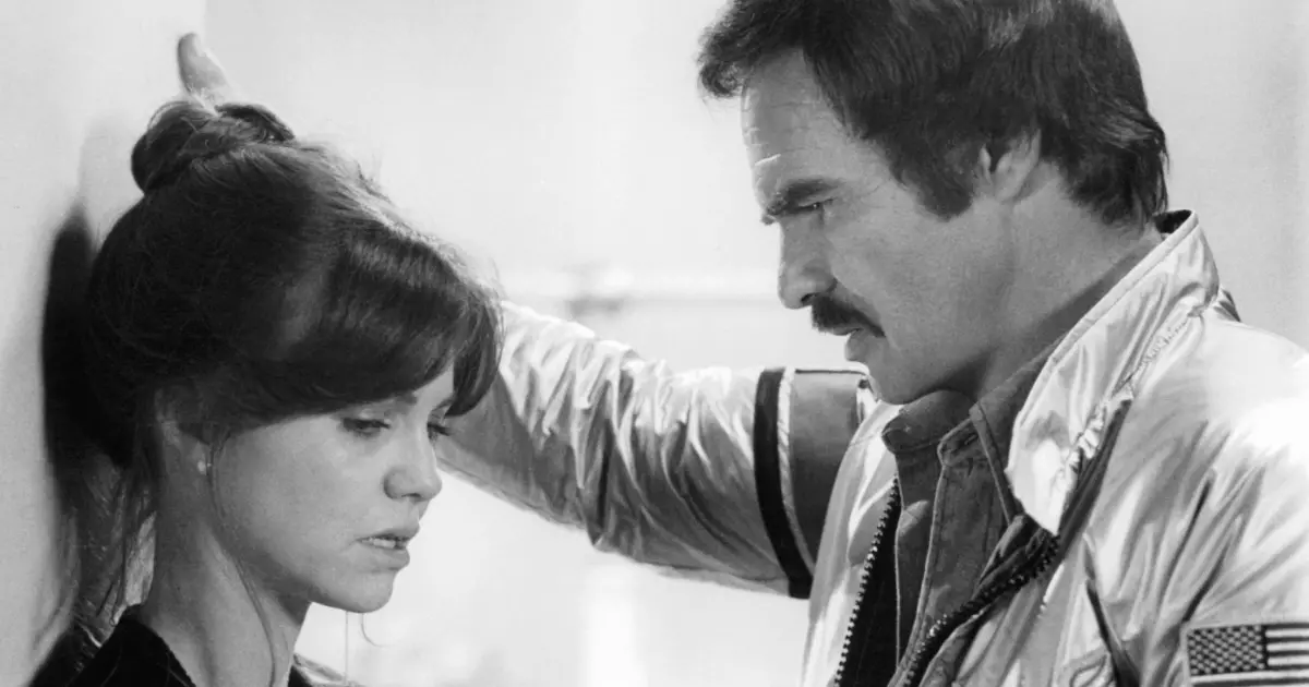 Sally Field, Eski Burt Reynolds'un Etrafında "Kendi Olamayacağını" Açıkladı