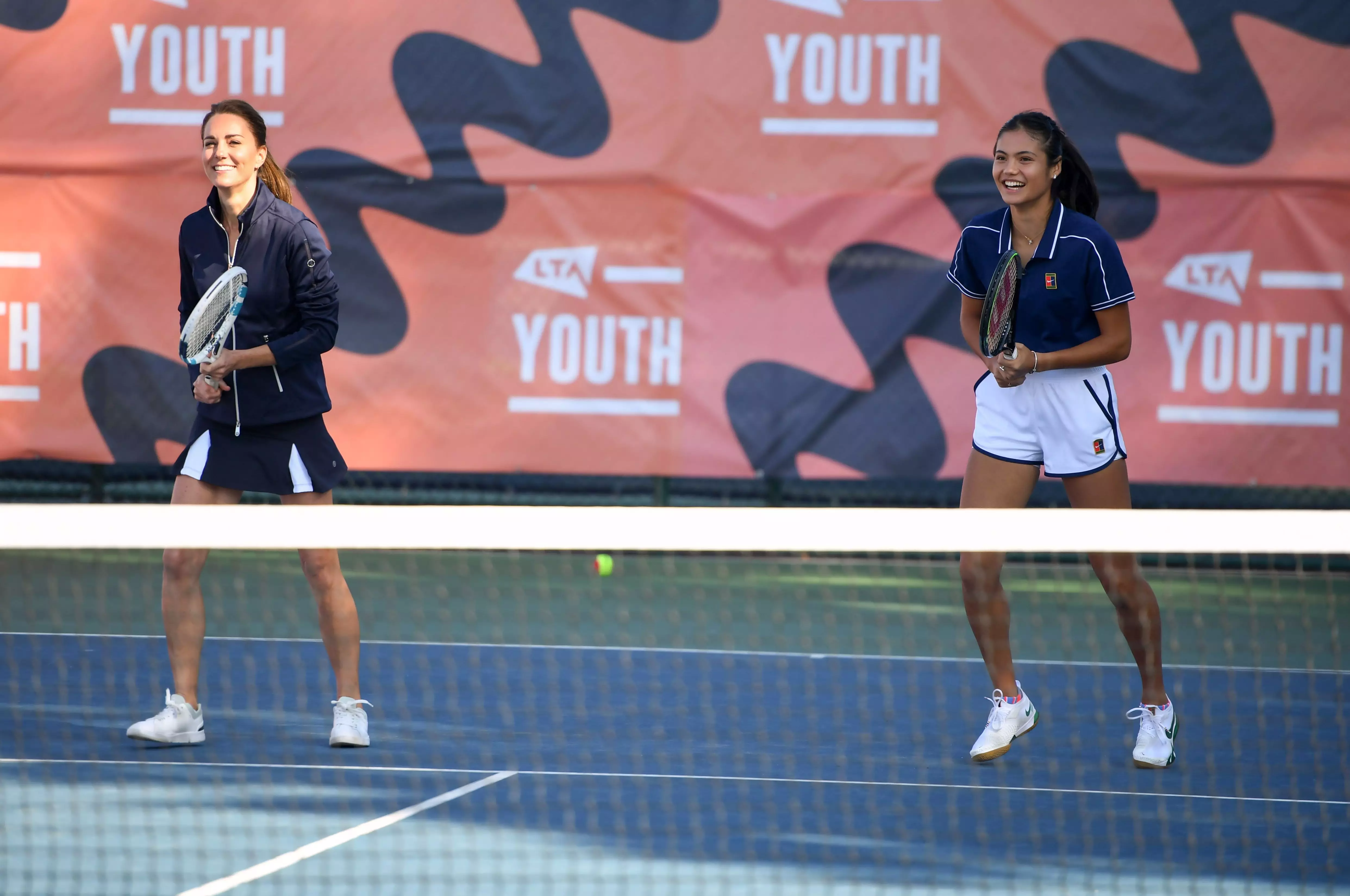 Kate-Middleton-flaunts-leges-in-tenis-match-ar-Emma-Raducanu
