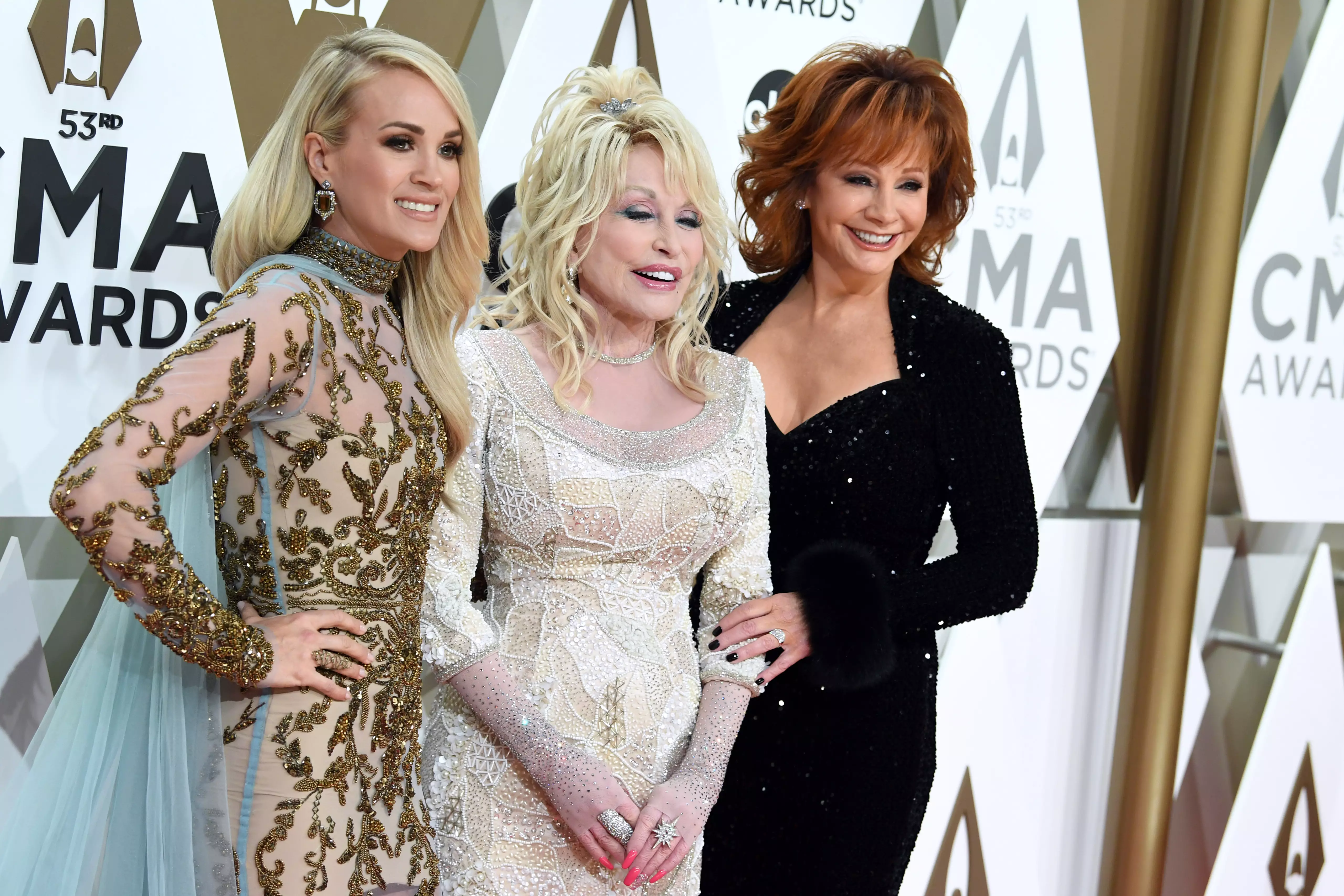 Carrie Underwood, Dolly Parton และ Reba McEntire ที่ CMAs 2019 Red Carpet