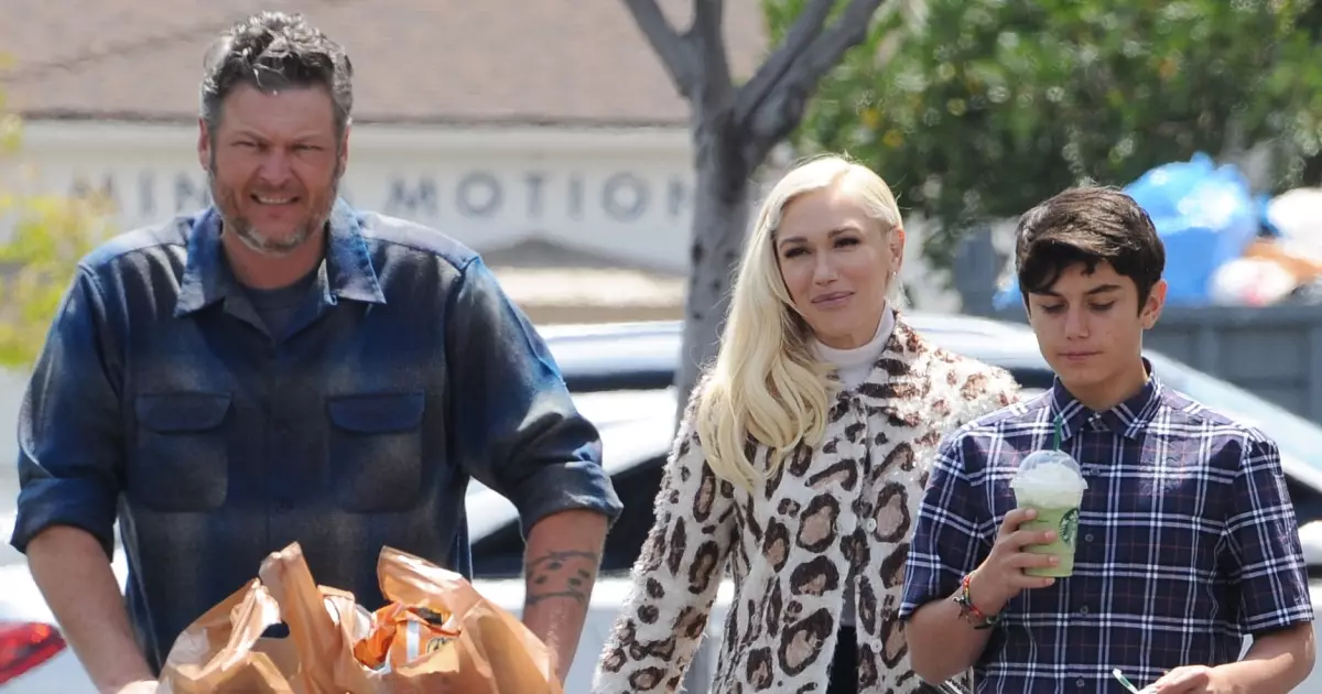 Gwen Stefani และ Blake Shelton เข้าร่วมบริการอีสเตอร์กับ Kids