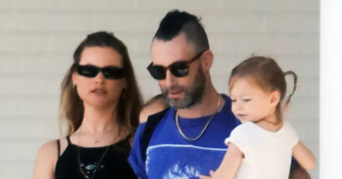 Adam Levine és Behati Prinsloo gyerekekkel reggelizik: fotók