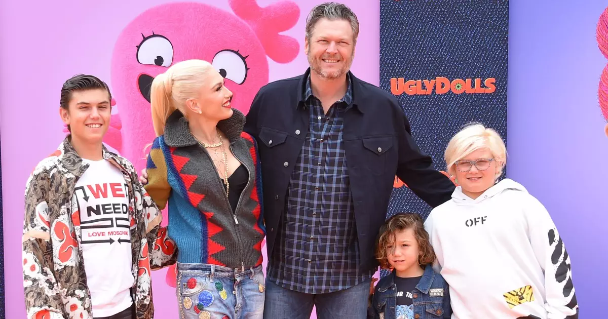 Gwen Stefani, Blake Shelton «Happy» στο L.A. Home With Her Sons