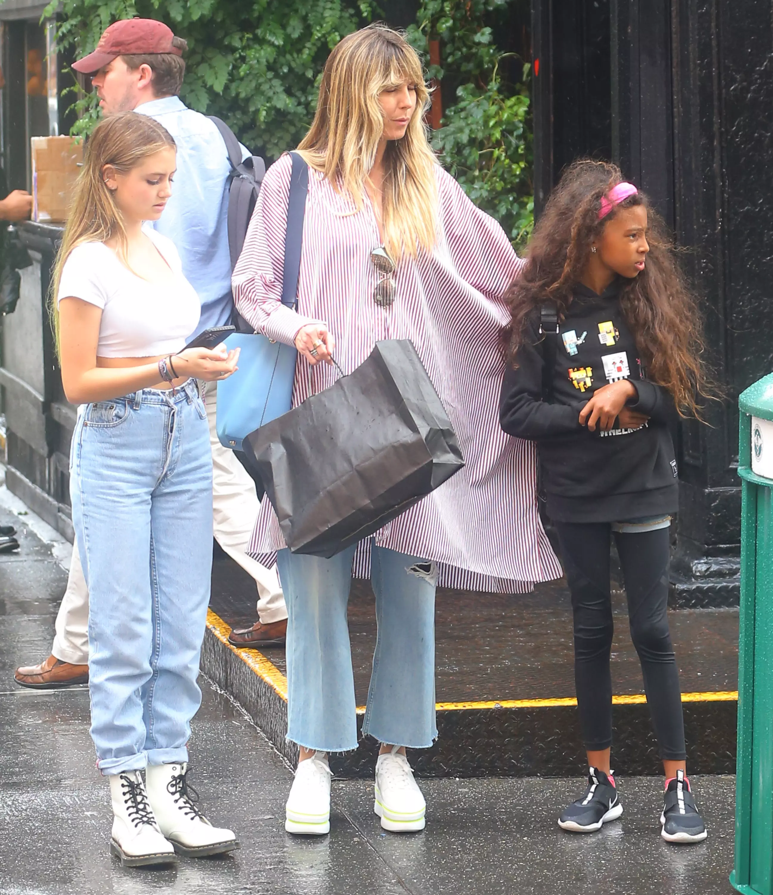 heidi-klum-kid-helene-lou-henry-johan-spotted-shopping-new-york-city