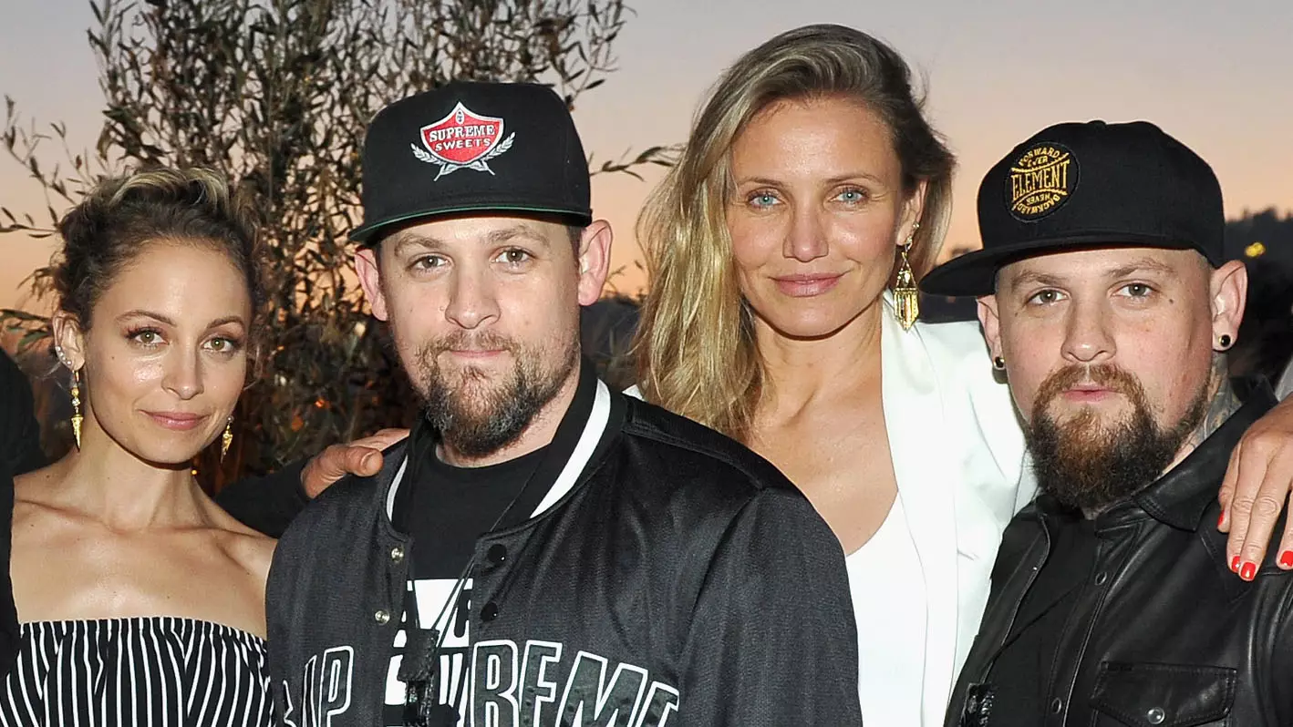 Nicole Richie, pese pese Joel Madden, fai pese Cameron Diaz ma le kitara Benji Madden auai i le Maota o Harlow 1960 x REVOLVE