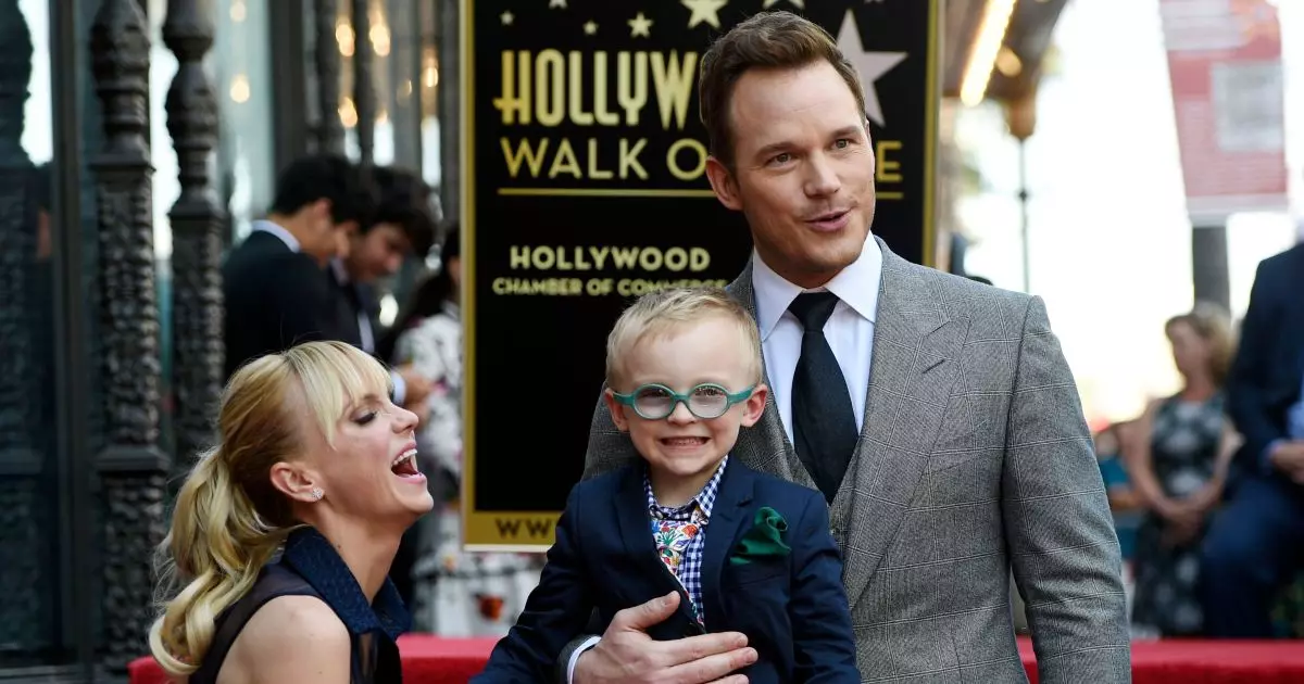 Páistí Anna Faris: Buail le Mac Jack leis an Iarfhear céile Chris Pratt