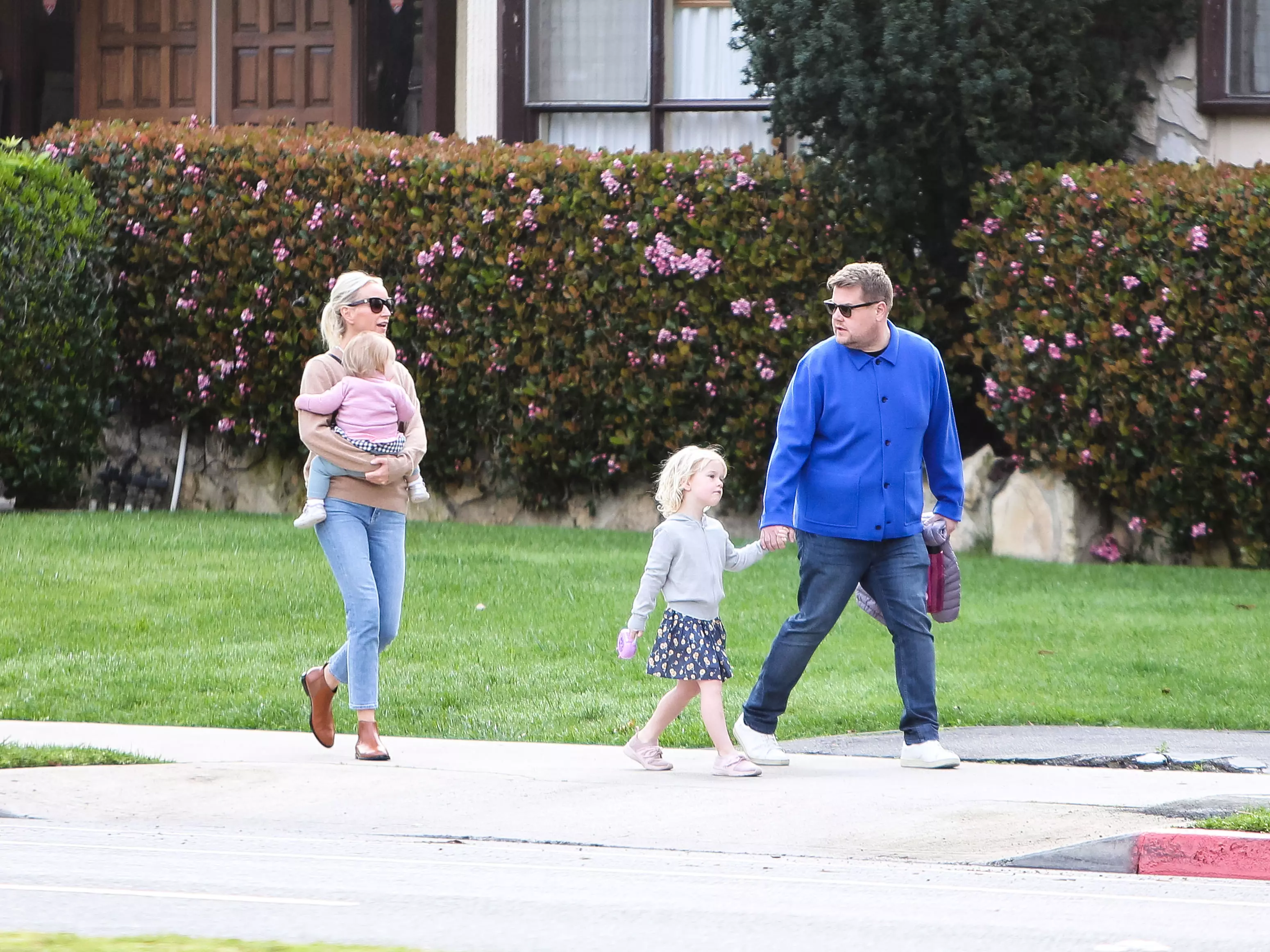 James Corden och hans döttrar Carey ses i Los Angeles, Kalifornien.