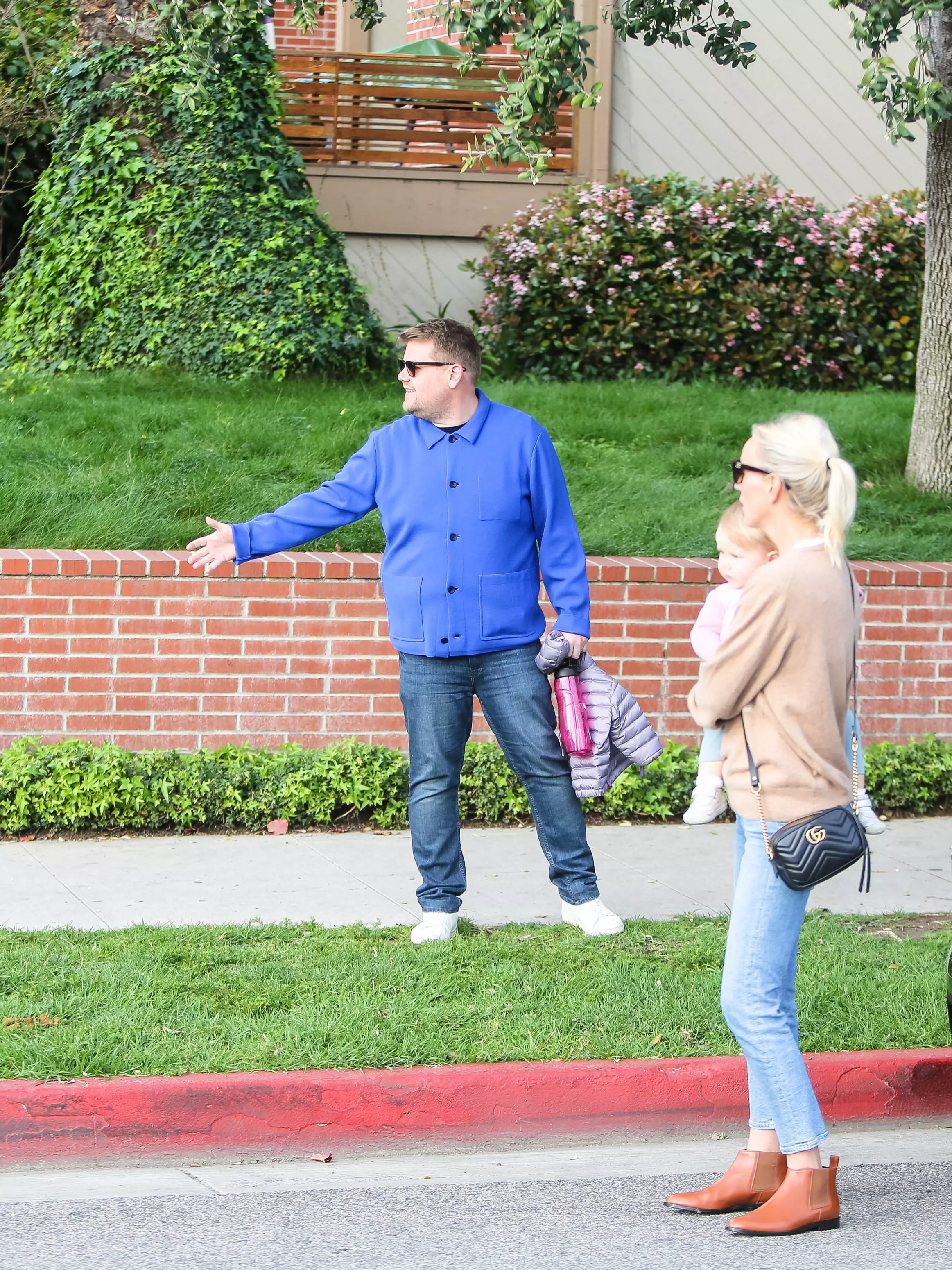 Gwelir James Corden a'i ferched Carey yn Los Angeles, California.