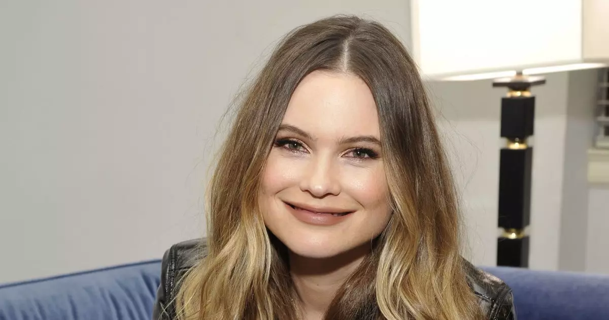 Behati Prinsloo Taqsam Ritratt Ġdid ta' Instagram Ma' Binitha