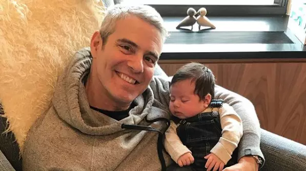 Andy Cohen enthüllt, wie er Vaterschaft und Karriere in Einklang bringt