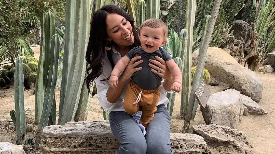 Joanna Gaines en zoon Crew