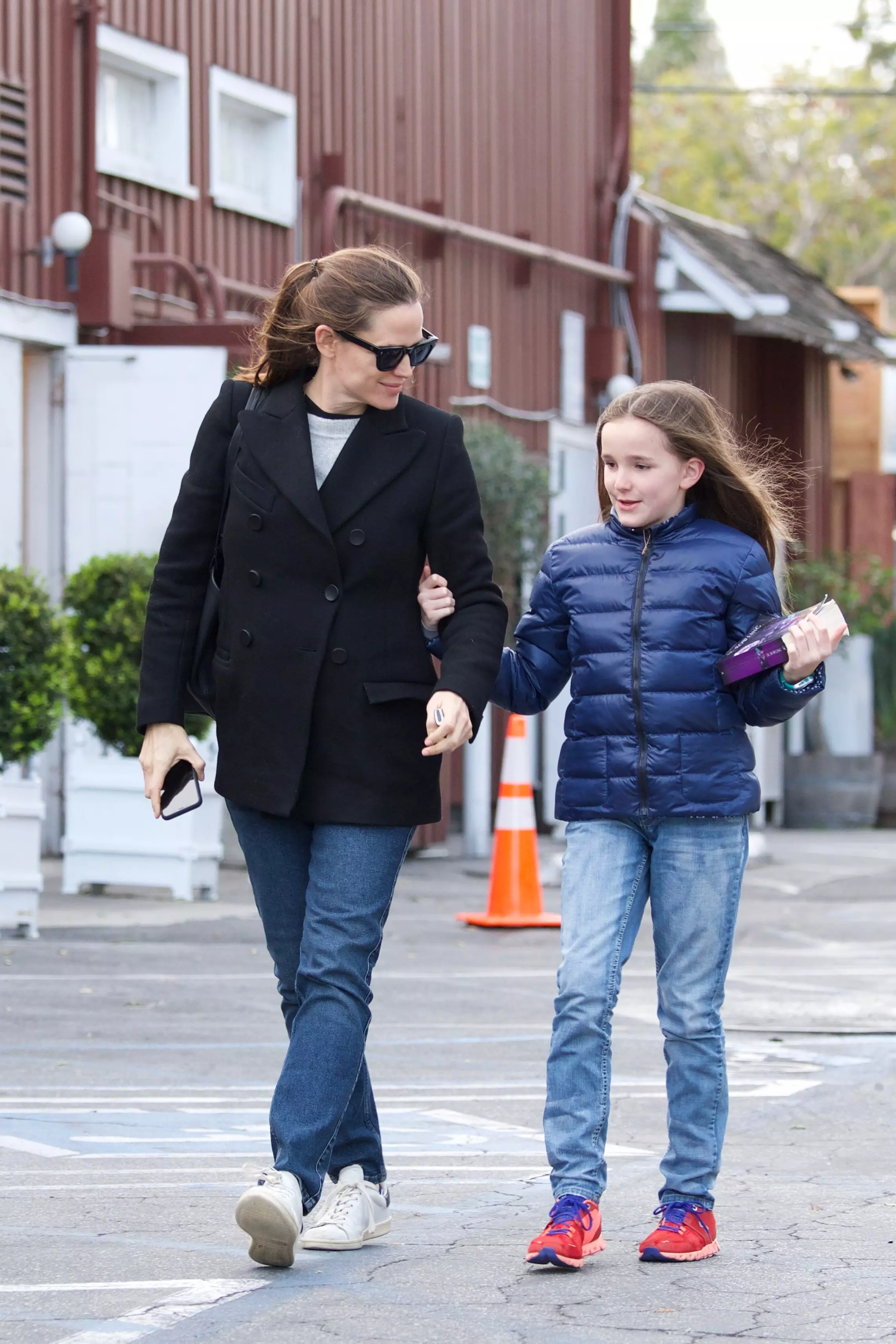 Jennifer Garner llevando a sus hijos al mercado rural.