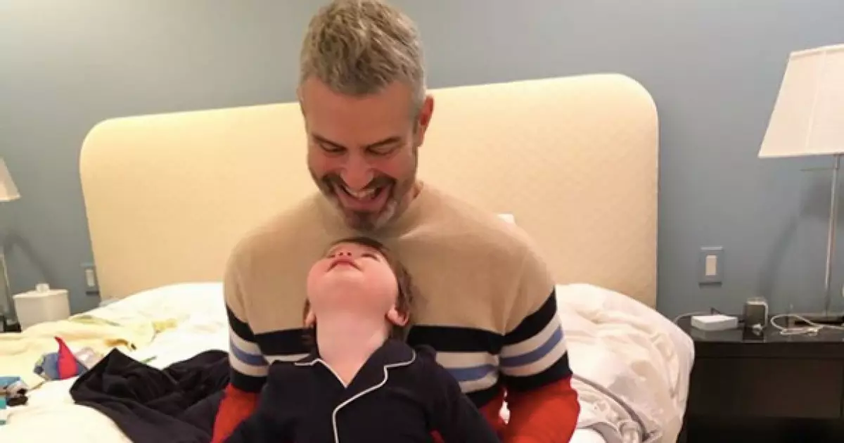 Andy Cohen, Oğlu Benjamin'e Fotoğrafta Yüzmeyi Öğretiyor