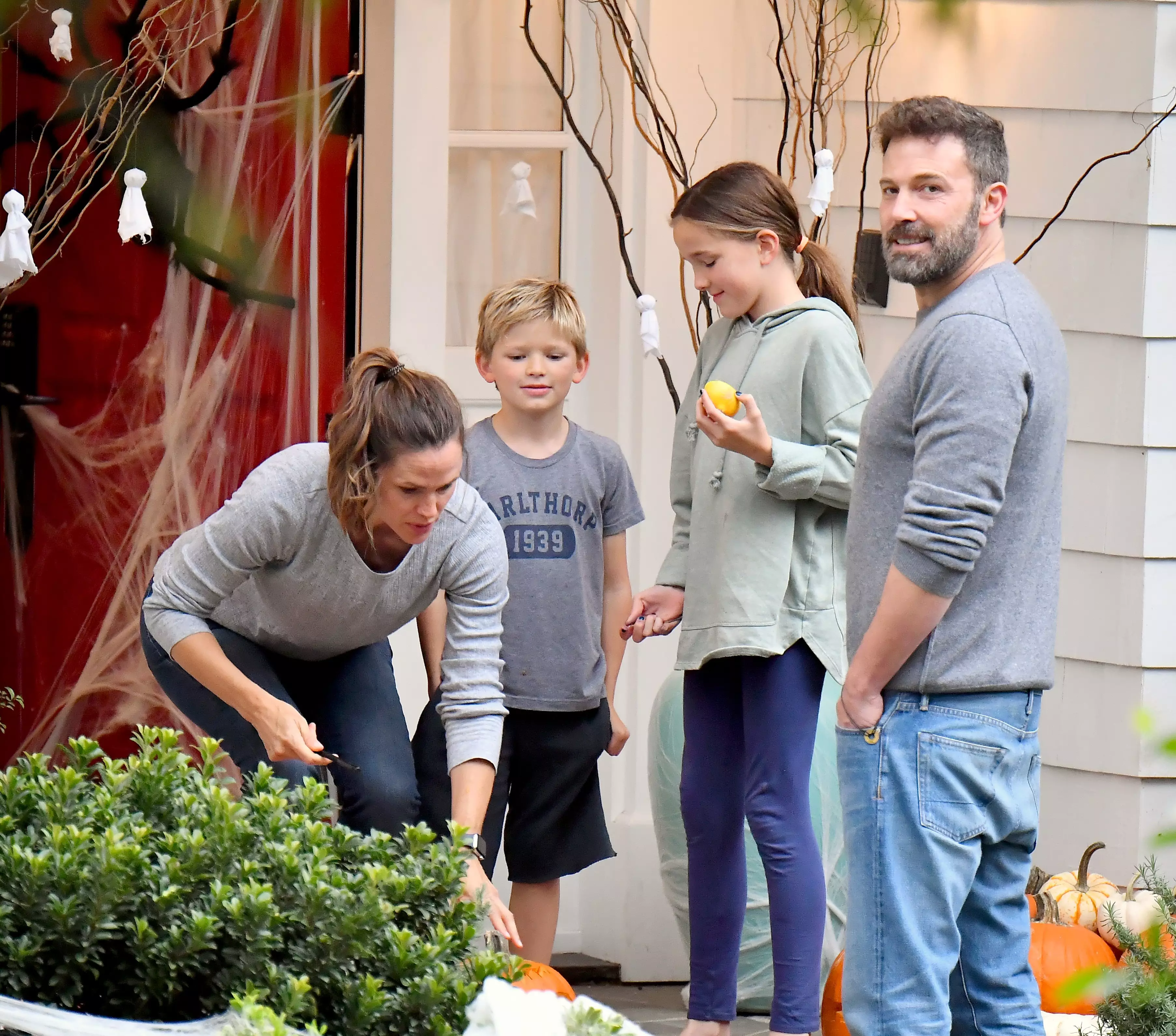 Ben Affleck en Jennifer Garner sette in ferienige front foar har bern as se in Jack - o-lantearne oanstekke