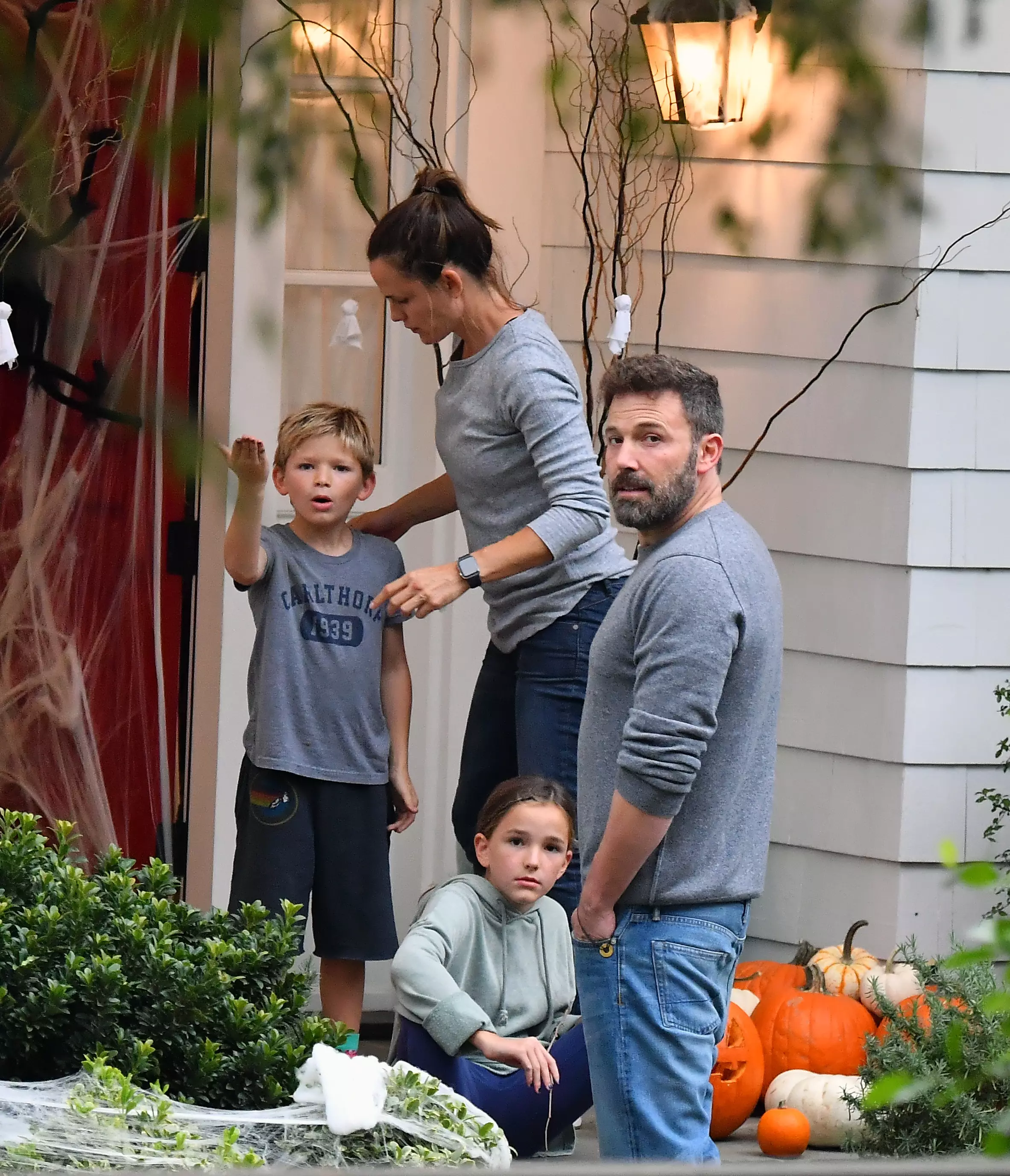 Ben Affleck en Jennifer Garner sette in ferienige front foar har bern as se in Jack - o-lantearne oanstekke