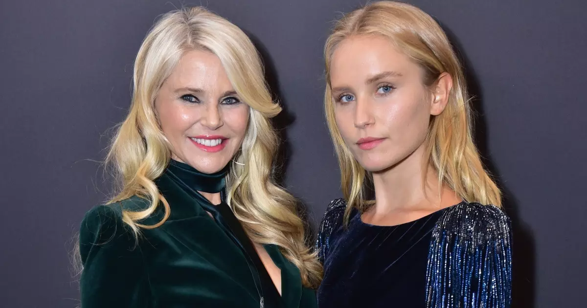 Sailor Brinkley Cook ûntbleatet bêste advys fan mem Christie Brinkley