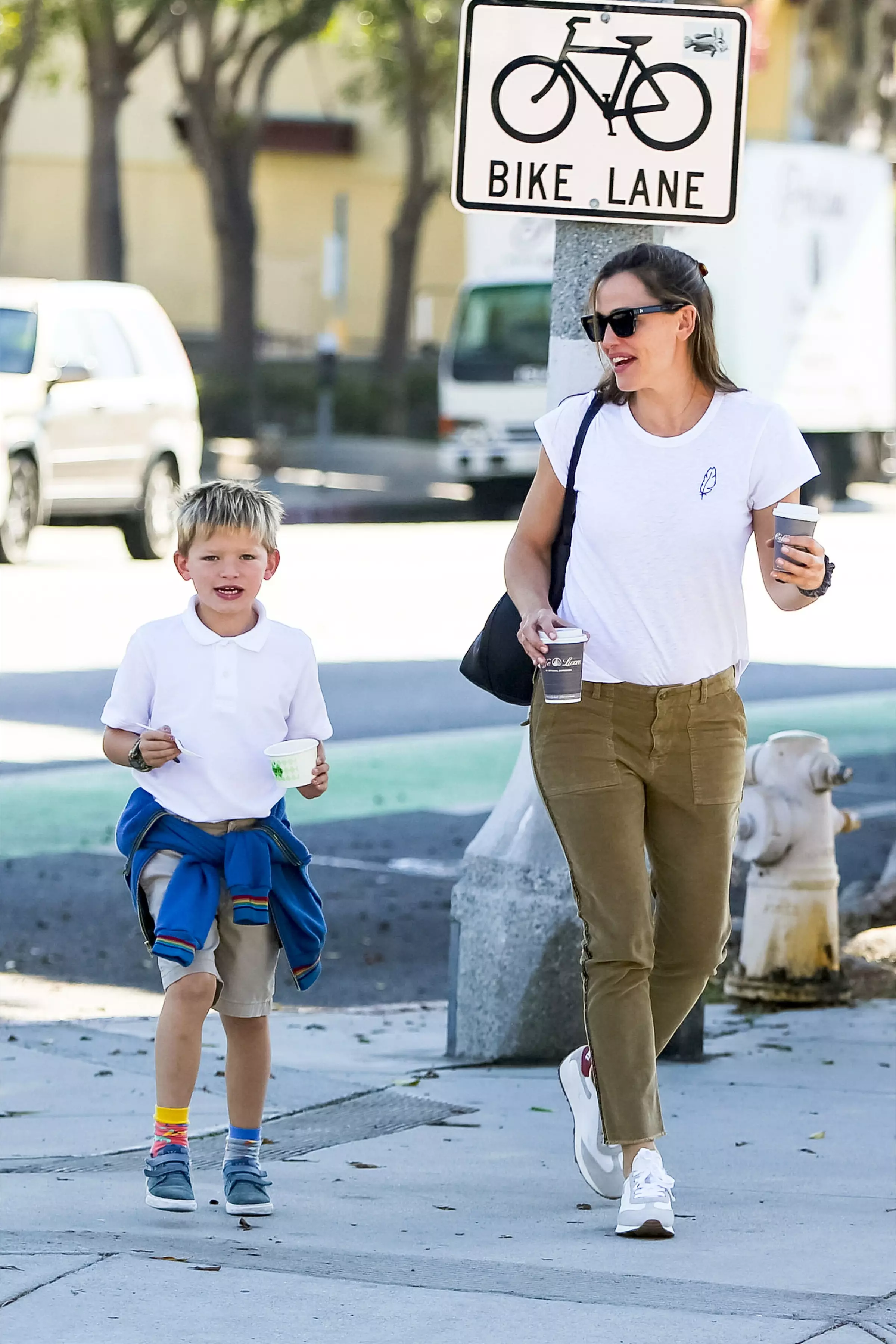 Jennifer Garner parece casual facendo recados con Son