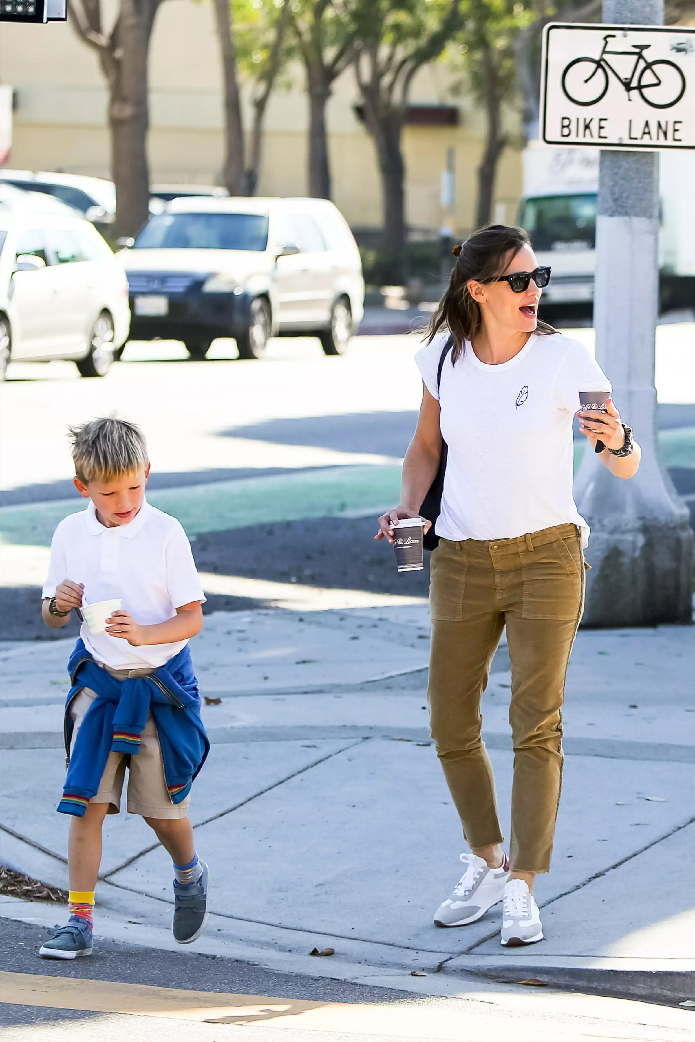 Jennifer Garner parece casual facendo recados con Son