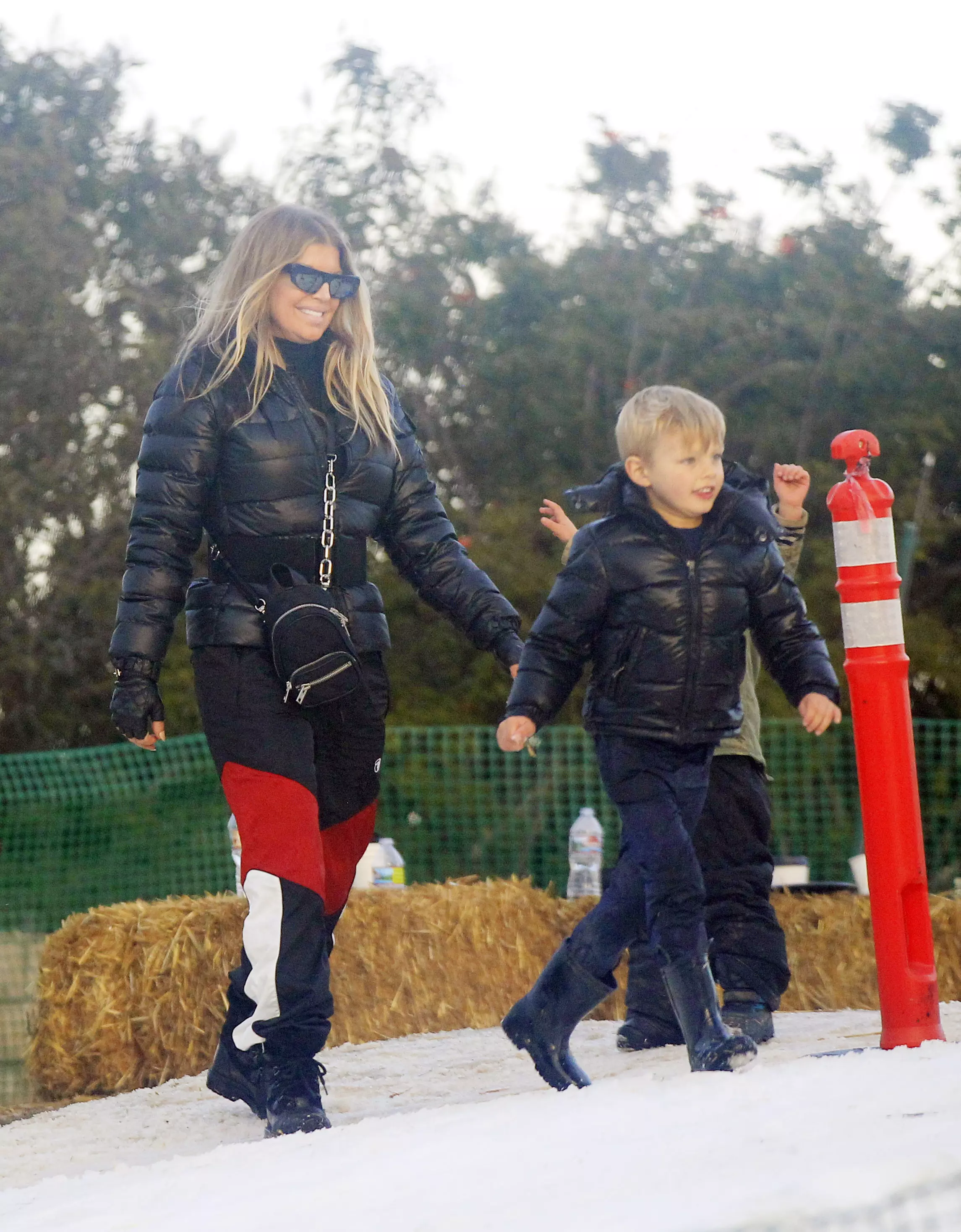 Josh Duhamel och fergie håller en fest med snöskidtema på Fargies house i Brentwood, de var båda väldigt vänliga och delade några kramar och tog också en bild nerför snöbacken tillsammans.