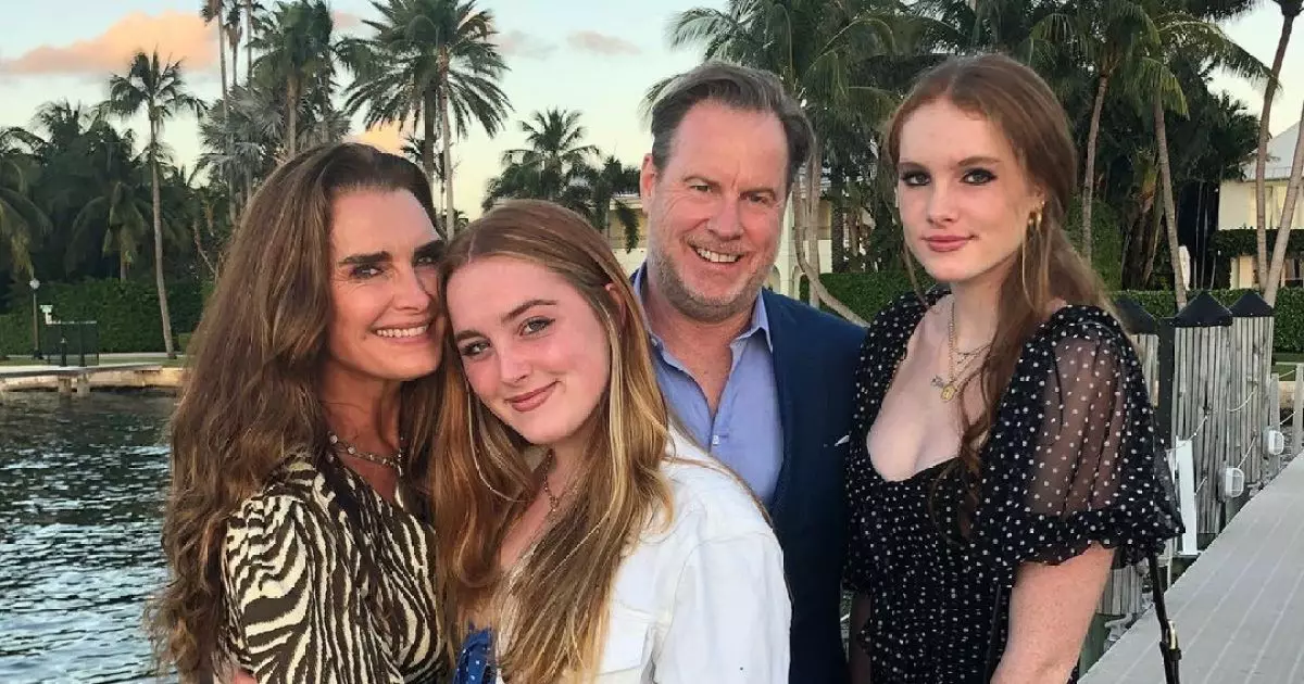 Brooke Shields 'Kids: Con gái Rowan và Grier với Chris Henchy