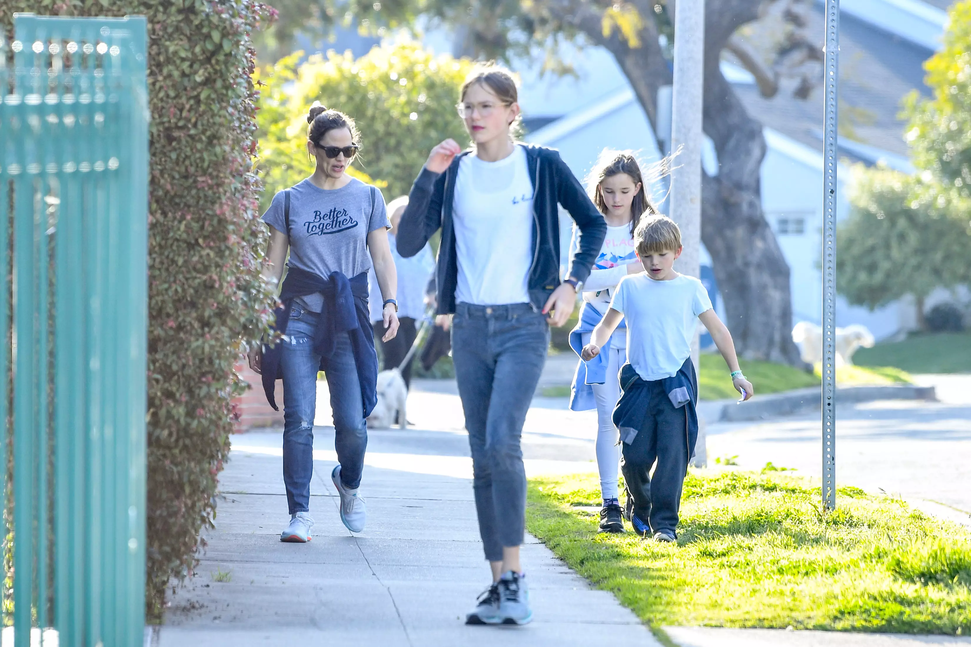 EXKLUSIVT: Jennifer Garner sågs ta sina tre barn ut på en promenad