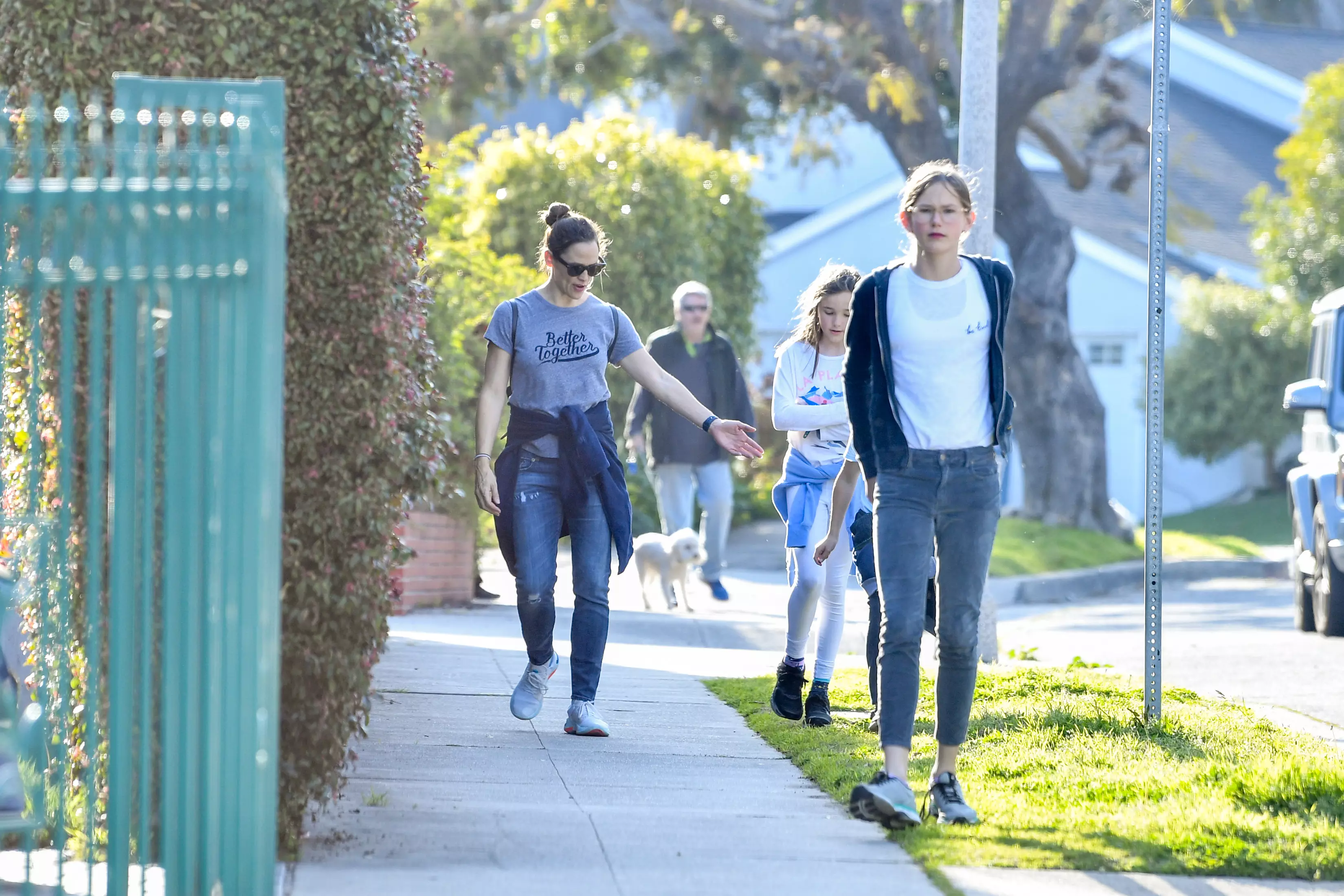 ESCLUSIVO: Jennifer Garner è stata vista portare i suoi tre figli a fare una passeggiata