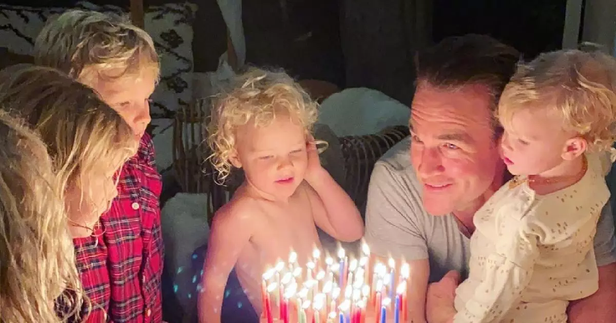 James Van Der Beek viert 43e verjaardag thuis met familie